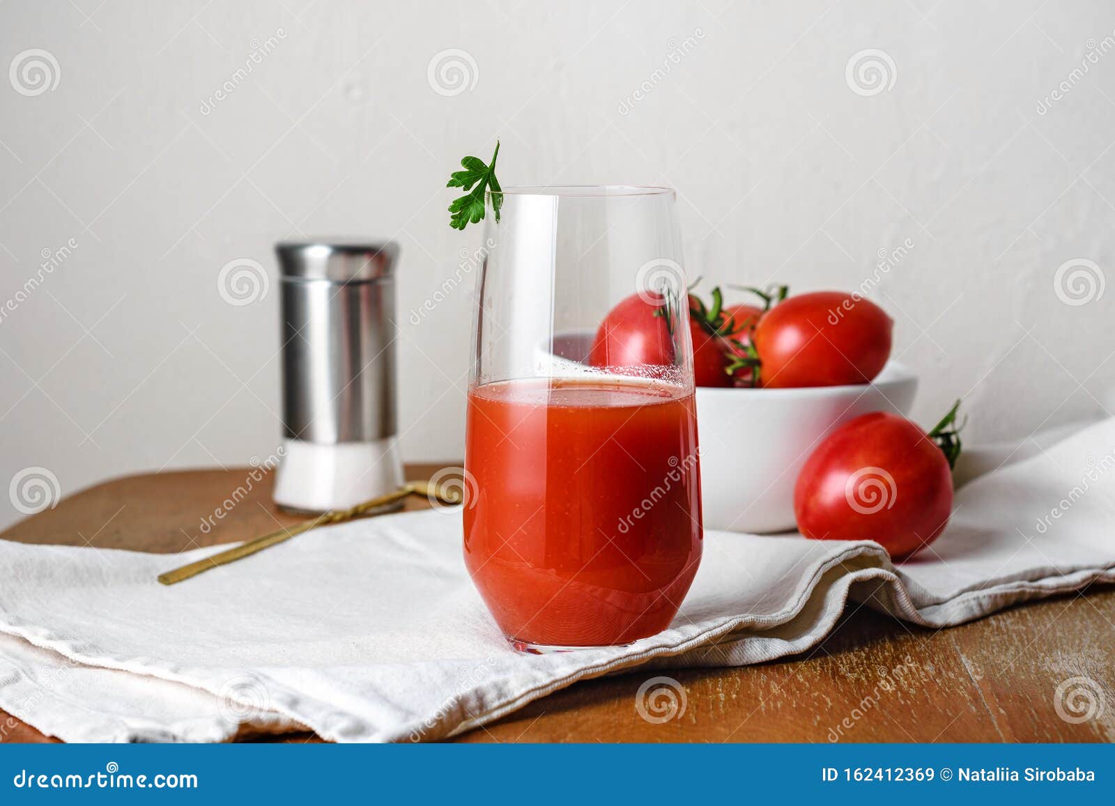 Vidro de sumo de tomate imagem de stock. Imagem de vidro - 162412369