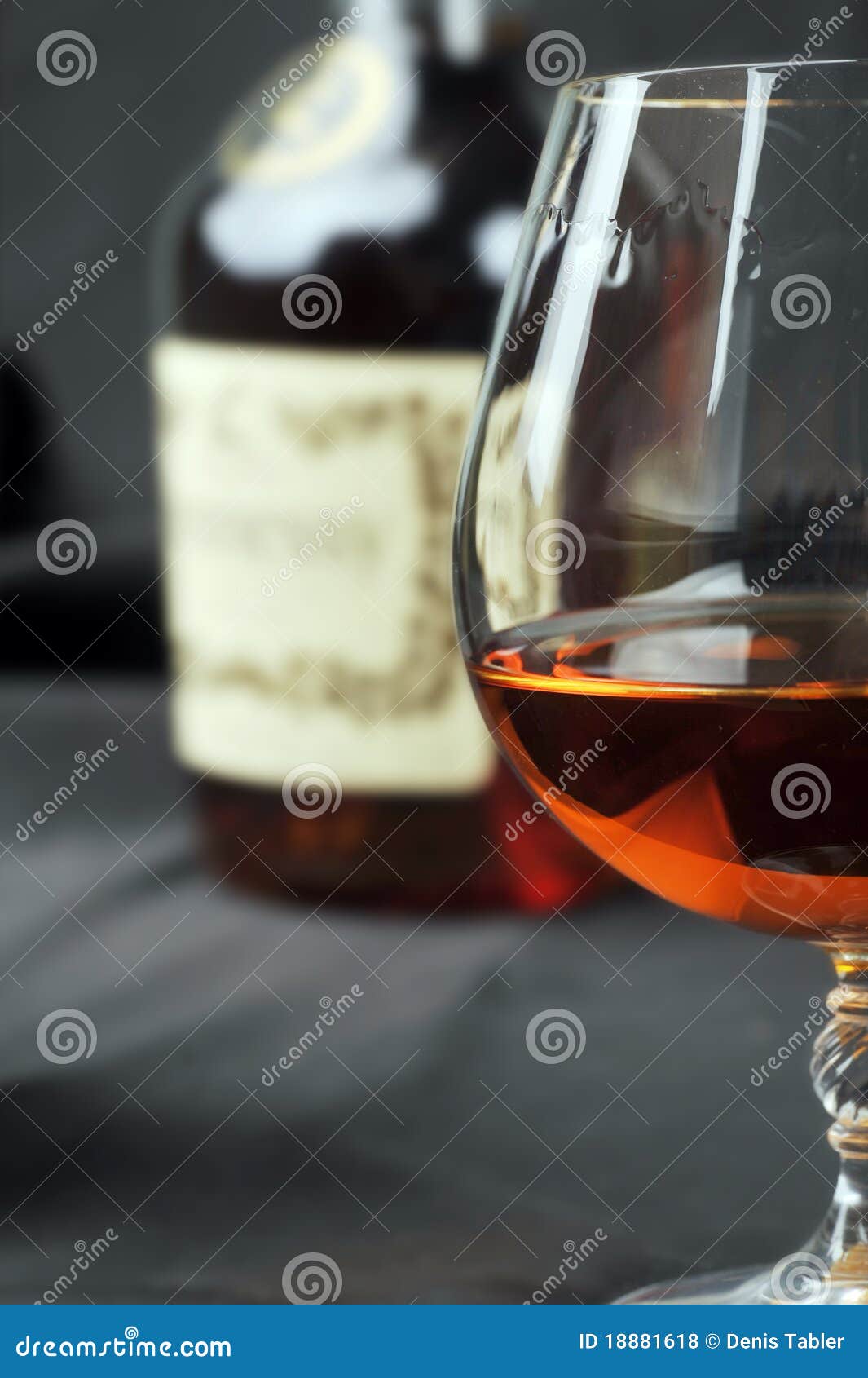 Vidro do conhaque foto de stock. Imagem de relaxamento - 18881618