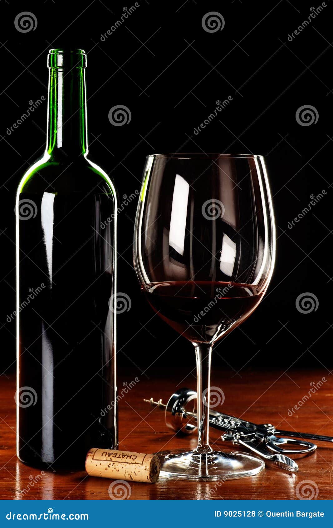 Vidro e frasco de vinho foto de stock. Imagem de refrescamento - 9025128