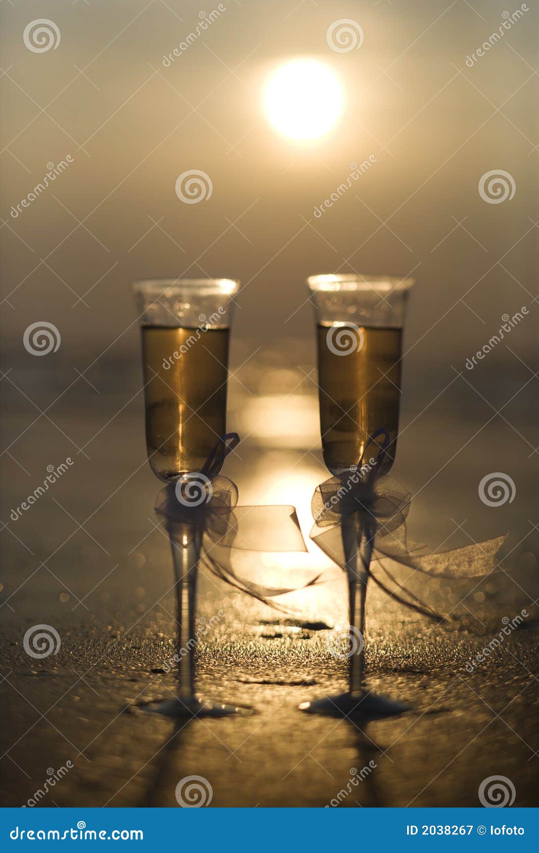 Vidros De Champagne Com Por Do Sol. Imagem de Stock - Imagem de vidro ...