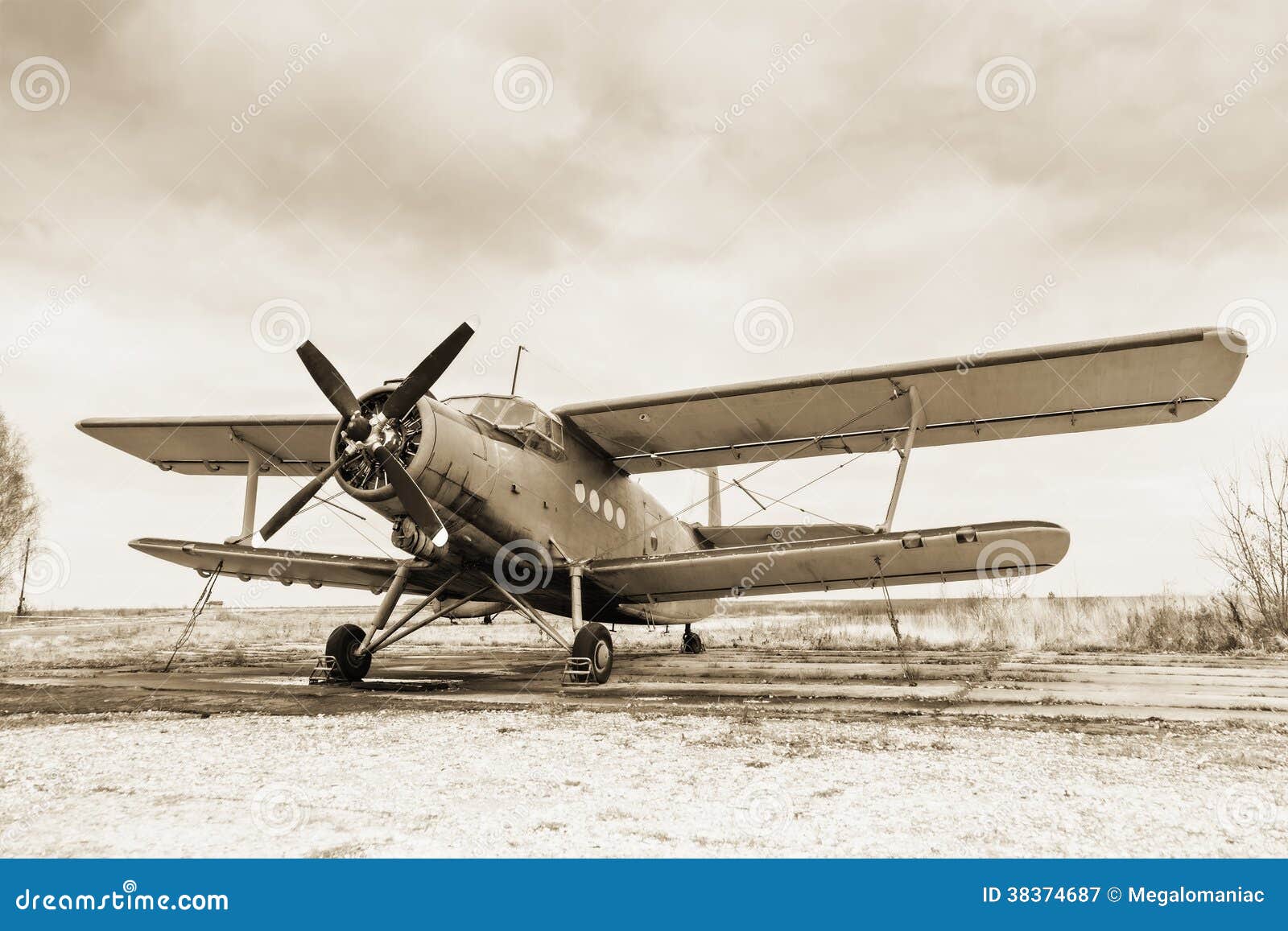 Vieil avion image stock. Image du aviation, airfield - 38374687