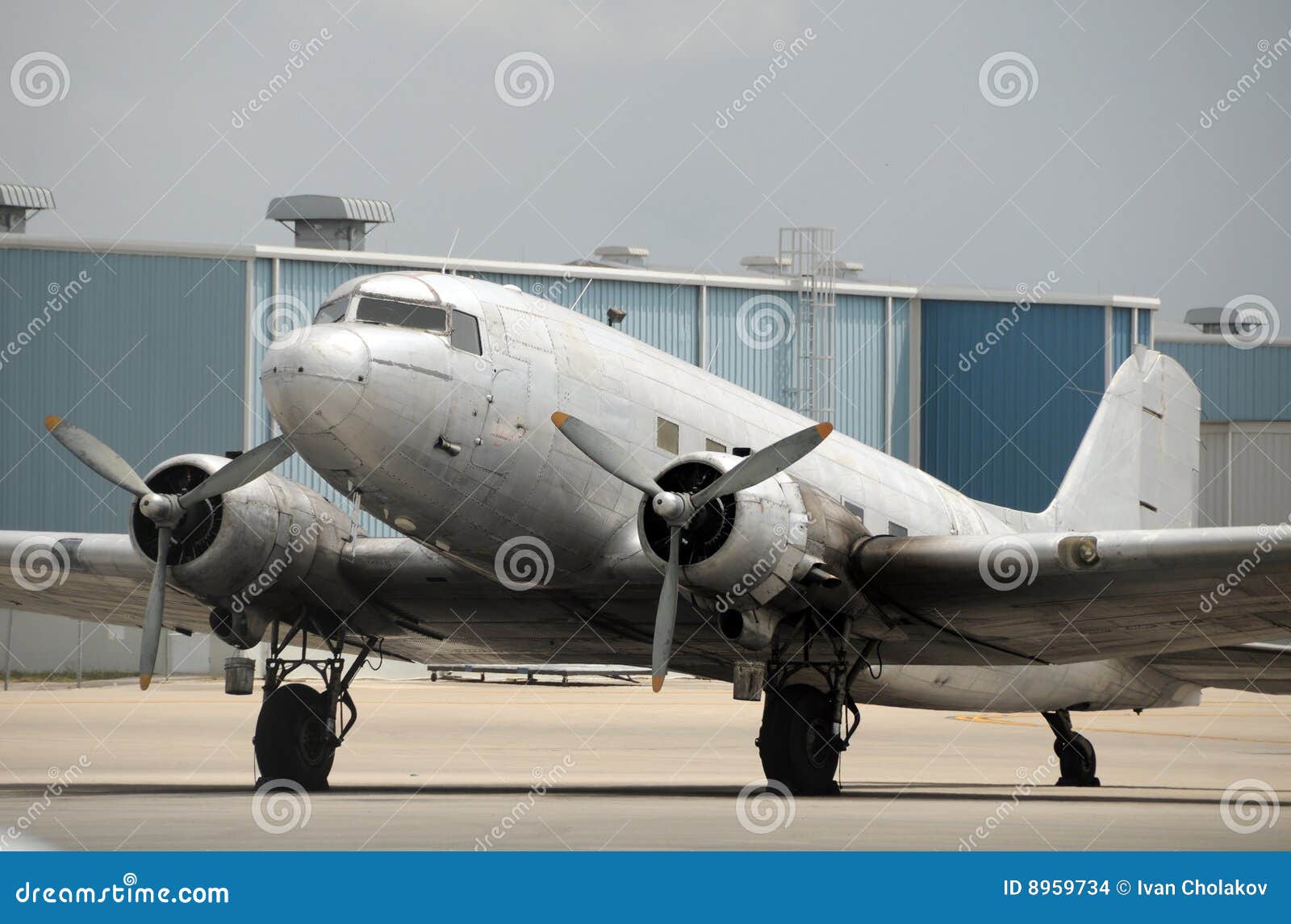 Vieil avion photo stock. Image du vieux, transport, turbopropulseur ...