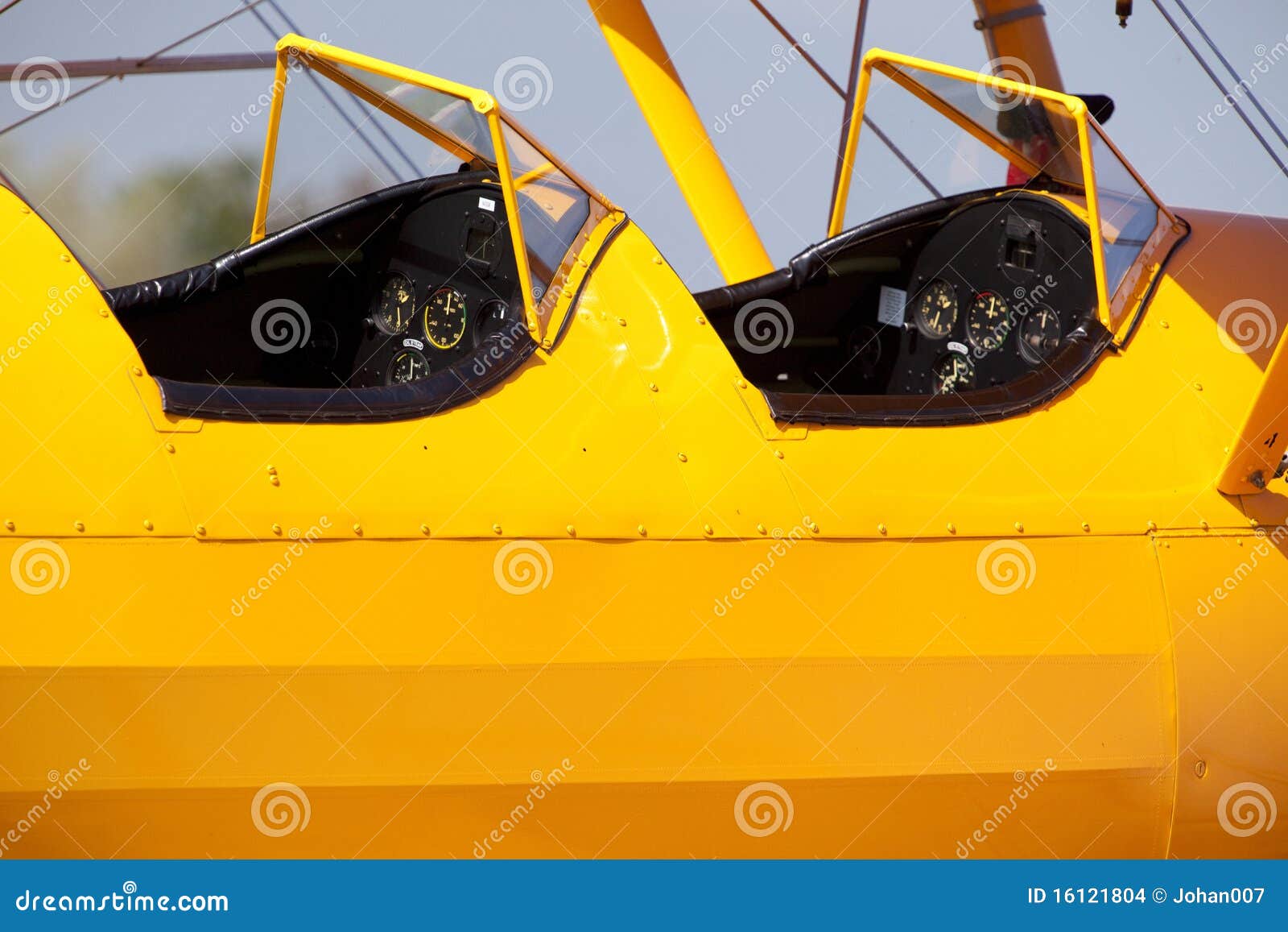 Vieil avion jaune photo stock. Image du biplan, avion - 16121804