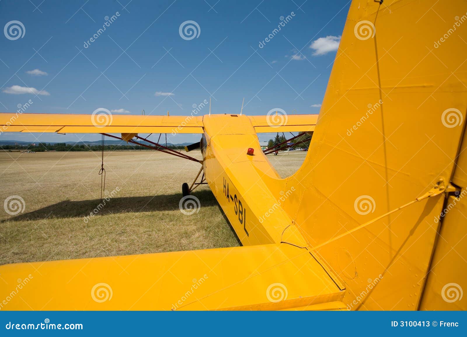 Vieil avion jaune image stock. Image du technologie, affaires - 3100413