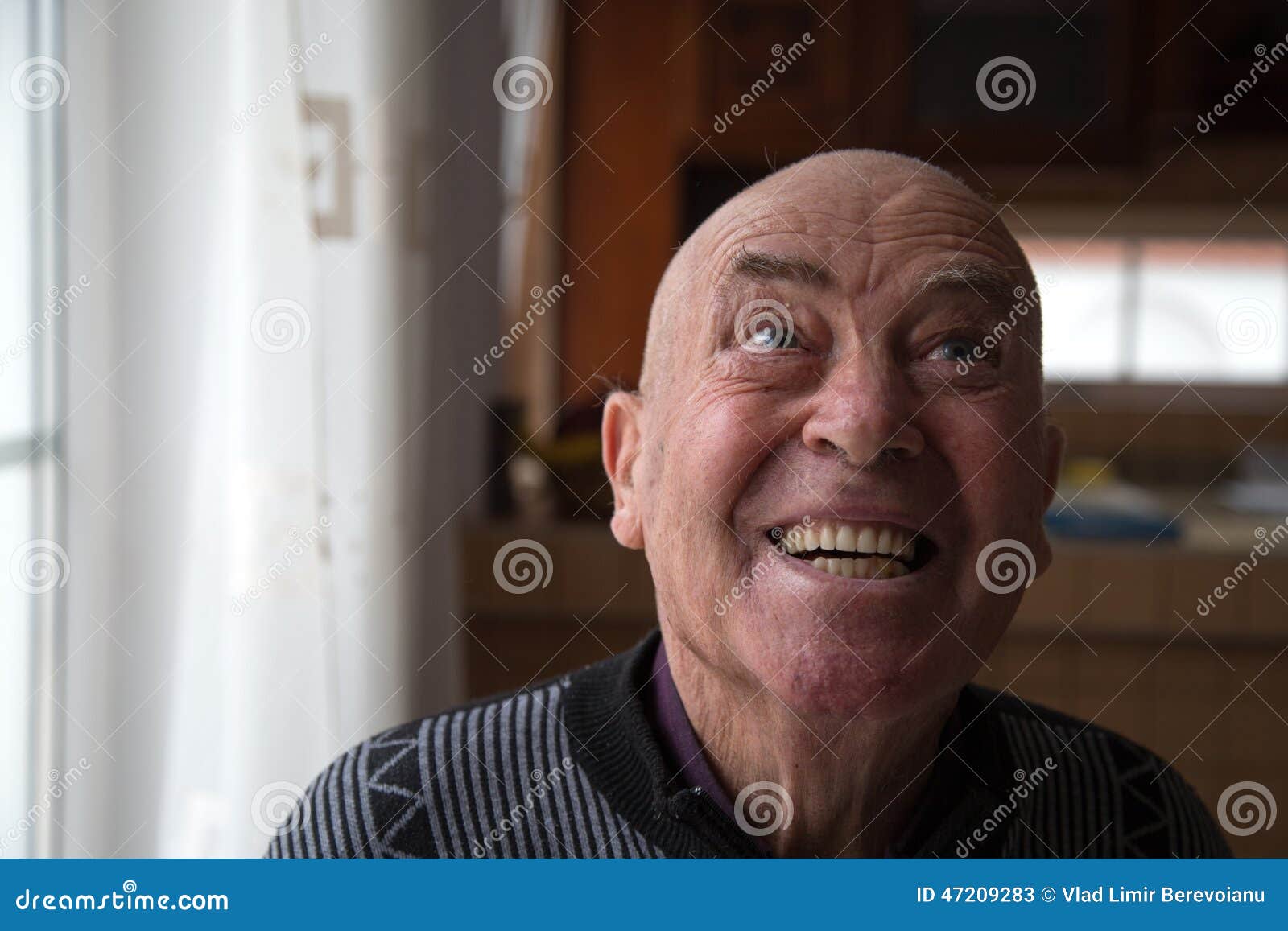 Vieil homme chauve fol image stock. Image du hystériquement - 47209283