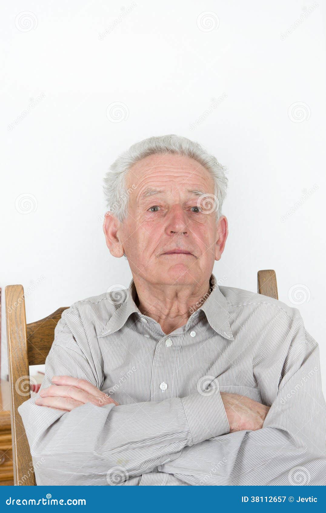 Vieil homme fier image stock. Image du normal, bras, frustré - 38112657