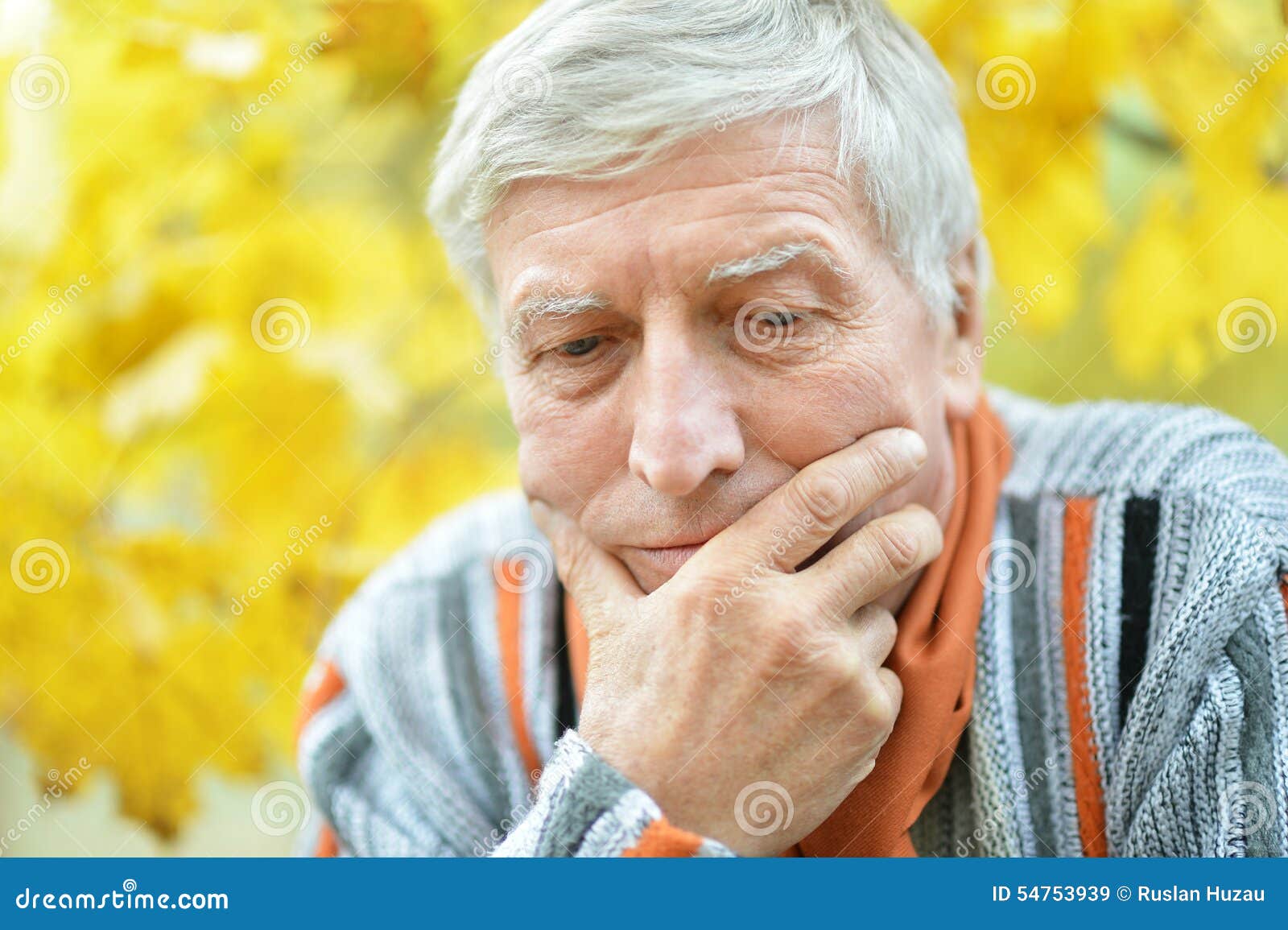 Vieil homme pensif image stock. Image du masculin, nature - 54753939