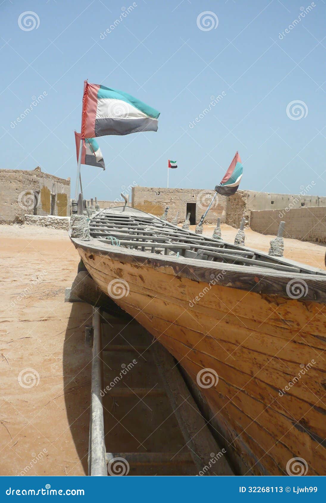 Vieille chaloupe image stock. Image du scénique, moyen - 32268113