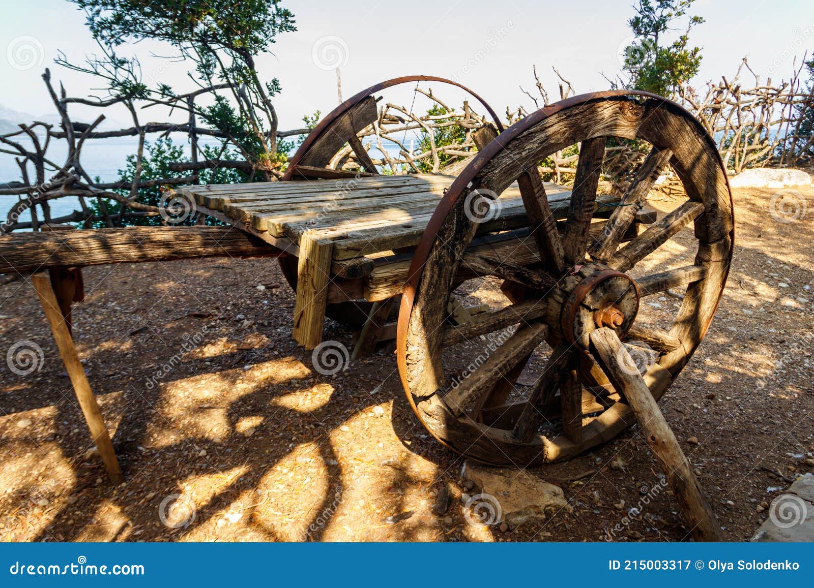 Vieille Charrette En Bois Dans La Cour Image stock - Image of bois ...