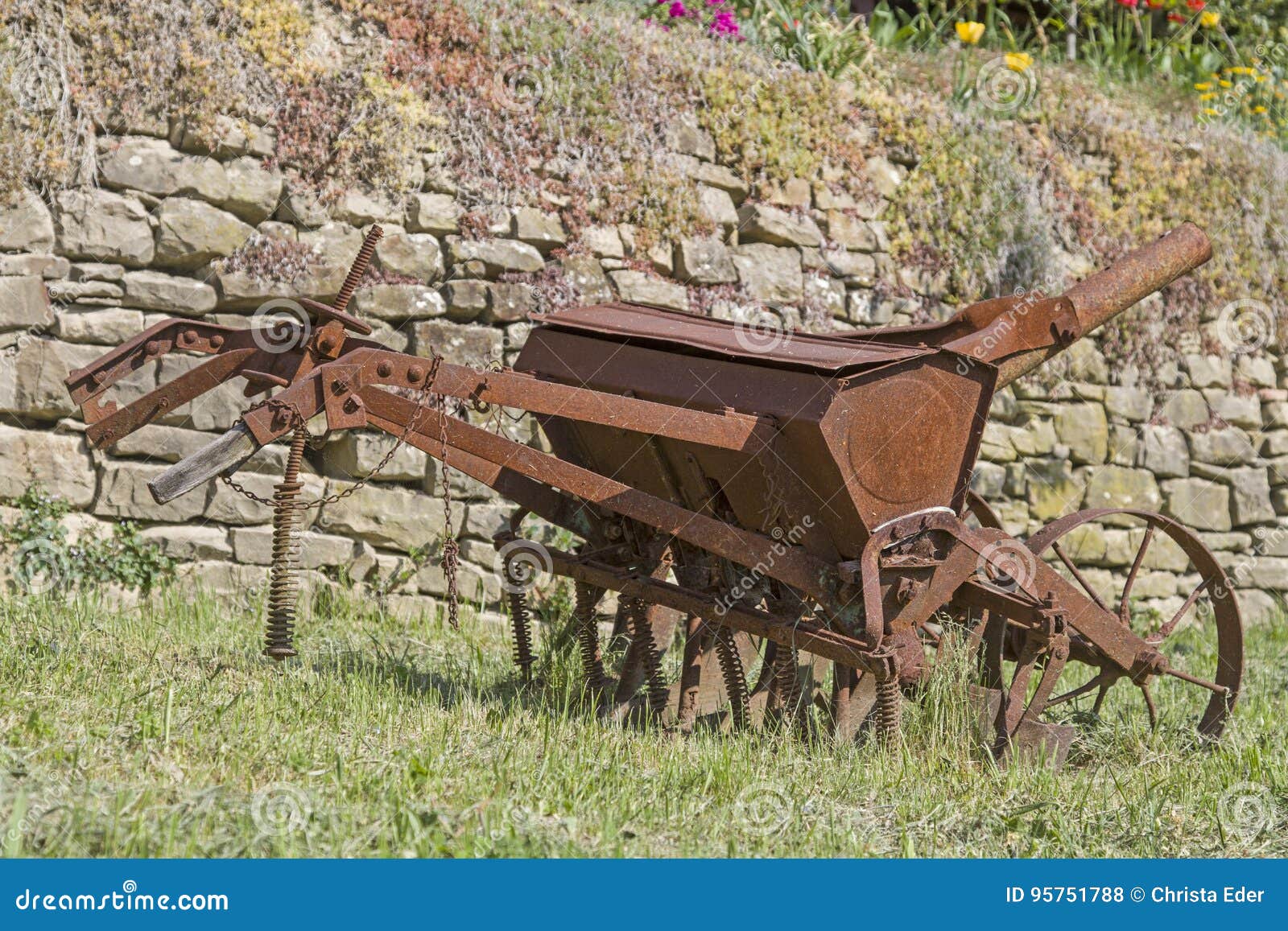 Vieille charrue de fer photo stock. Image du traditionnel - 95751788