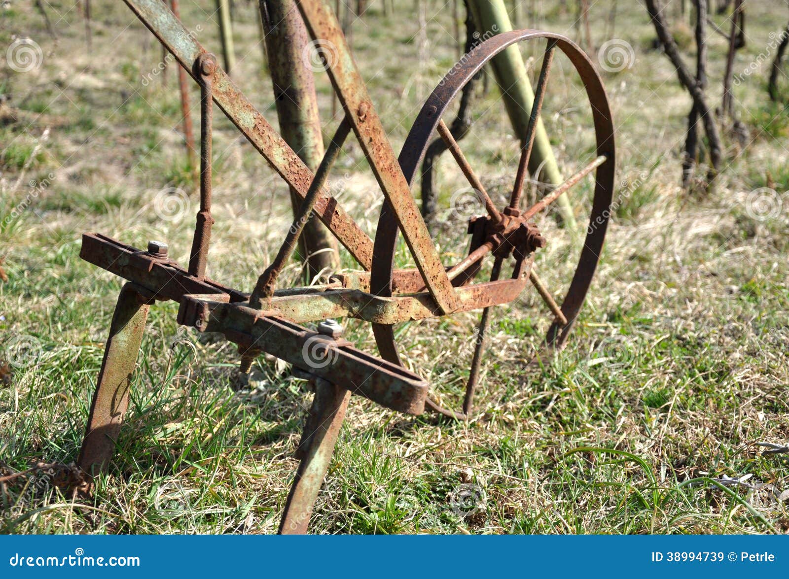 Vieille charrue en métal image stock. Image du rouille - 38994739