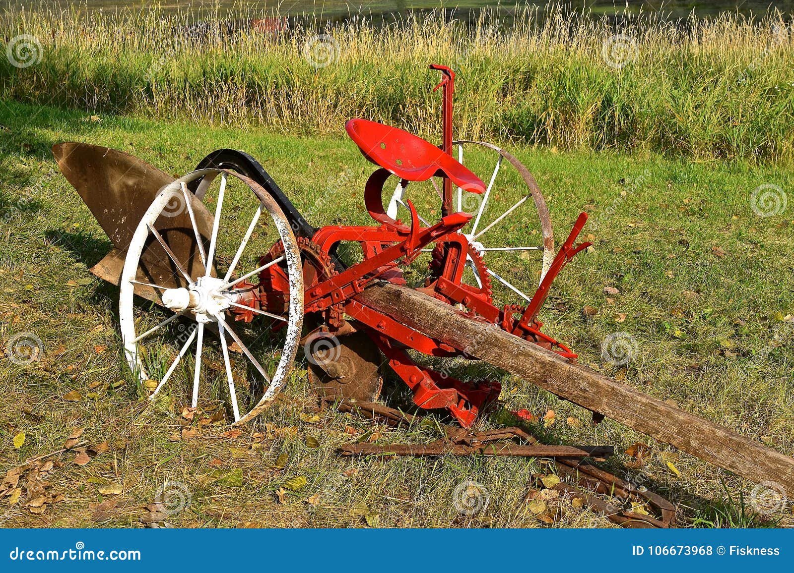 Vieille Charrue Rouge Peinte De Vintage Photo stock - Image du cheval ...