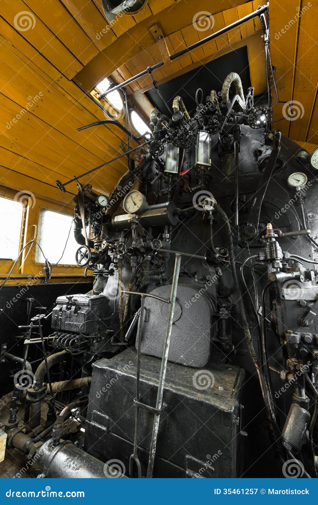 Vieille chaudière de train image stock. Image du tiges - 35461257