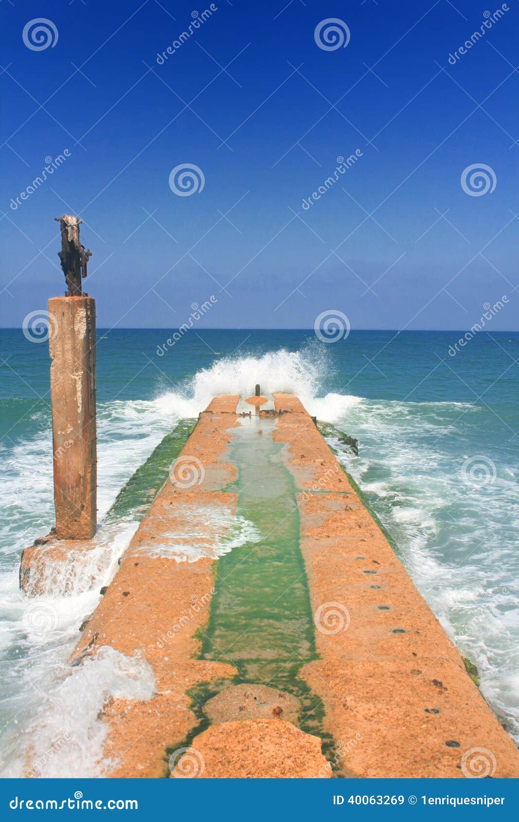 Vieille Digue Entrant Dans La Mer Image stock - Image of ciment, ondes ...