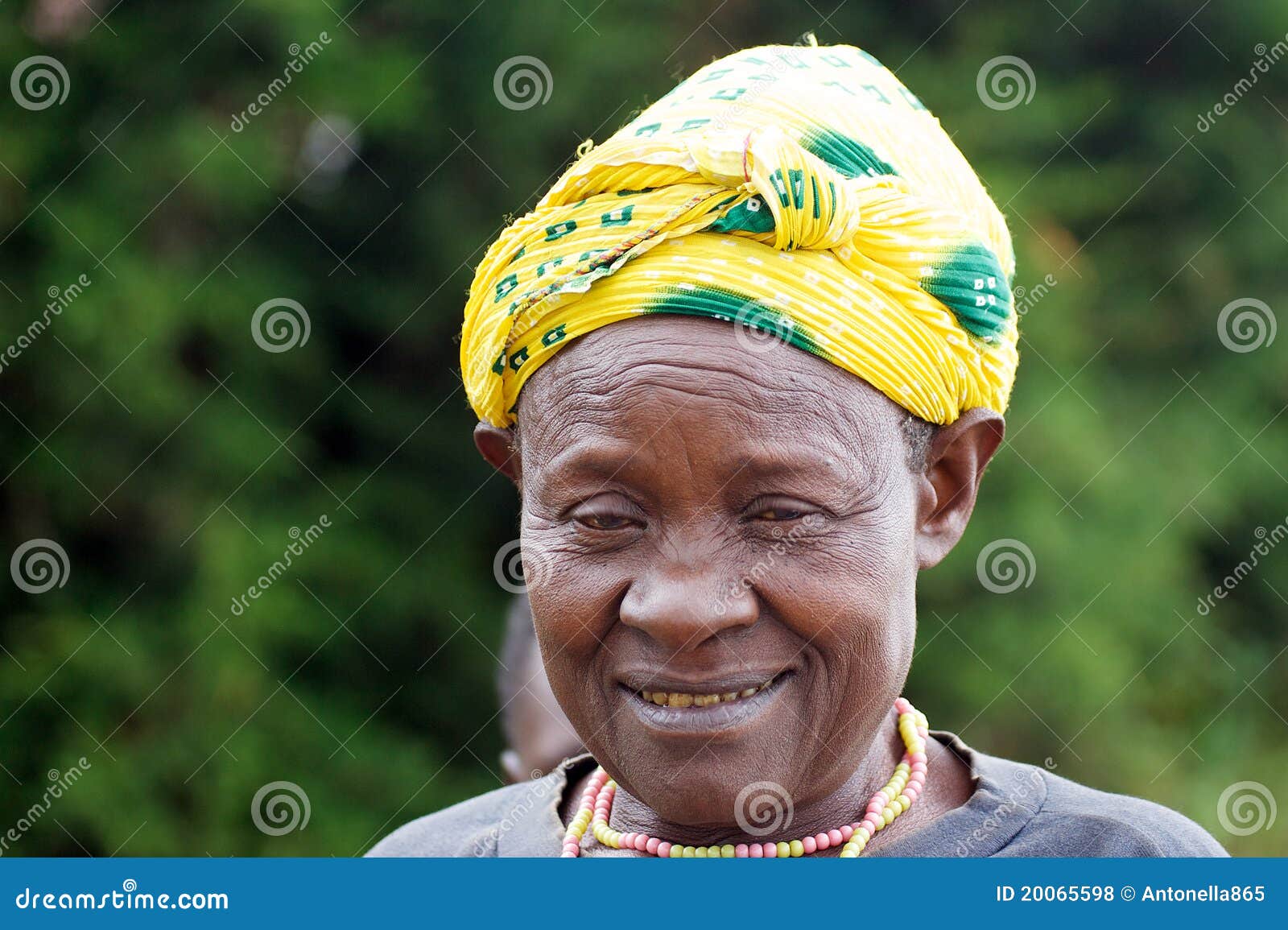 Vieille femme rwandaise photo stock éditorial. Image of âge - 20065598