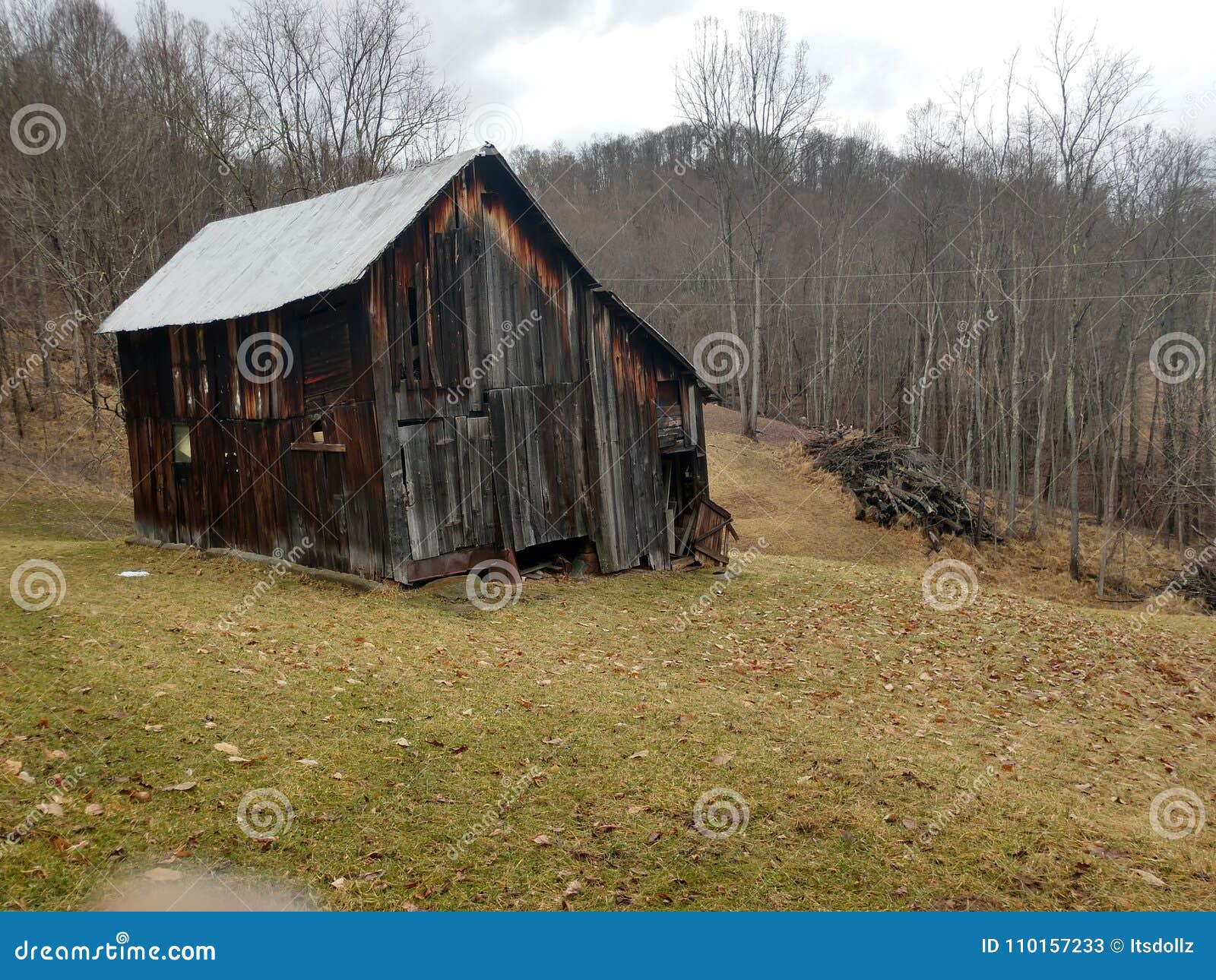 Vieille grange image stock. Image du vieux, grange, près - 110157233