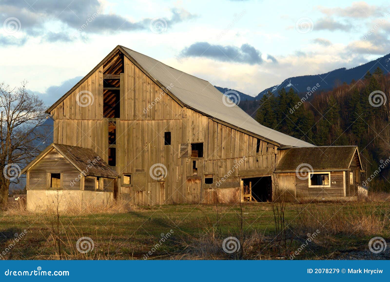 Vieille grange image stock. Image of usé, fermier, affermage - 2078279