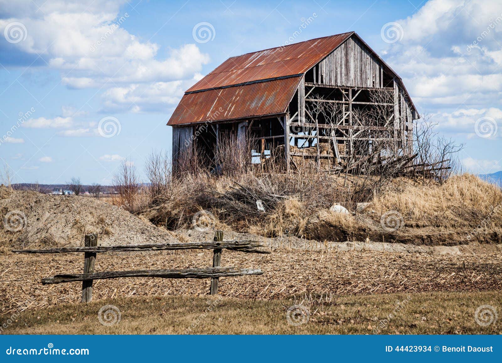 Vieille grange abandonnée photo stock. Image du canada - 44423934