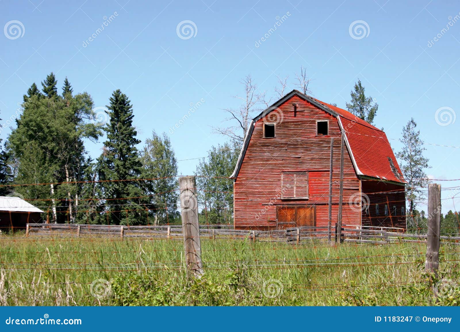 Vieille grange rouge image stock. Image du grange, pré - 1183247