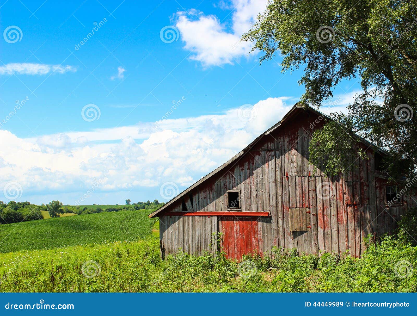 Vieille grange rouge image stock. Image du grange, nuages - 44449989