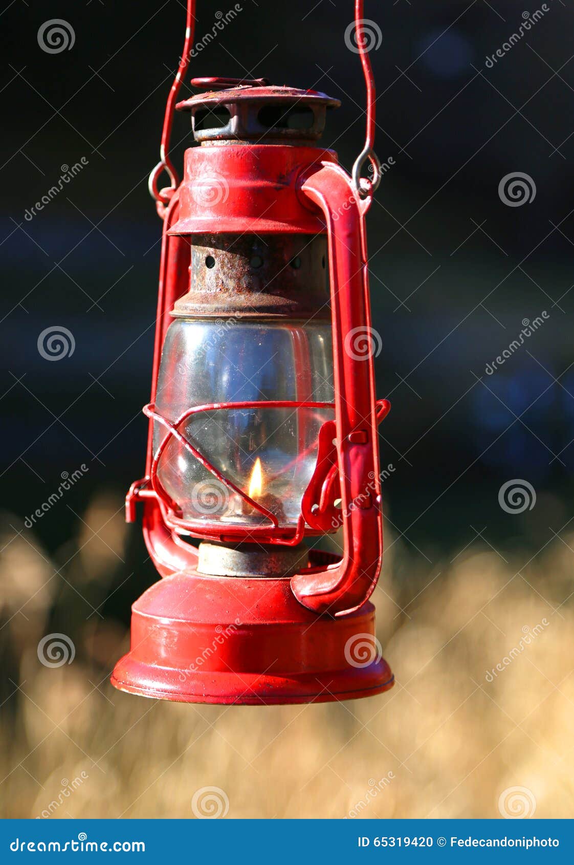 Vieille Lanterne Rouge De Vintage Photo stock - Image du lumière, lampe ...