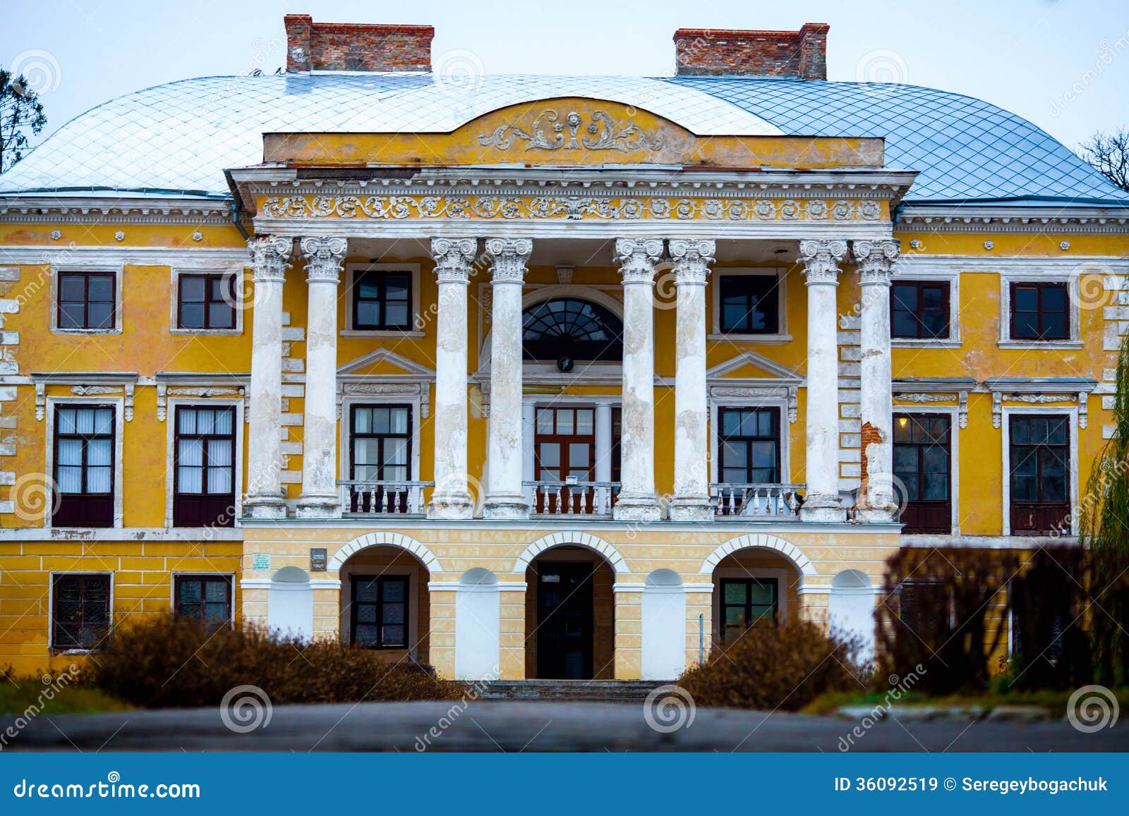 Vieille Maison Avec Des Colonnes Image stock - Image du historique ...
