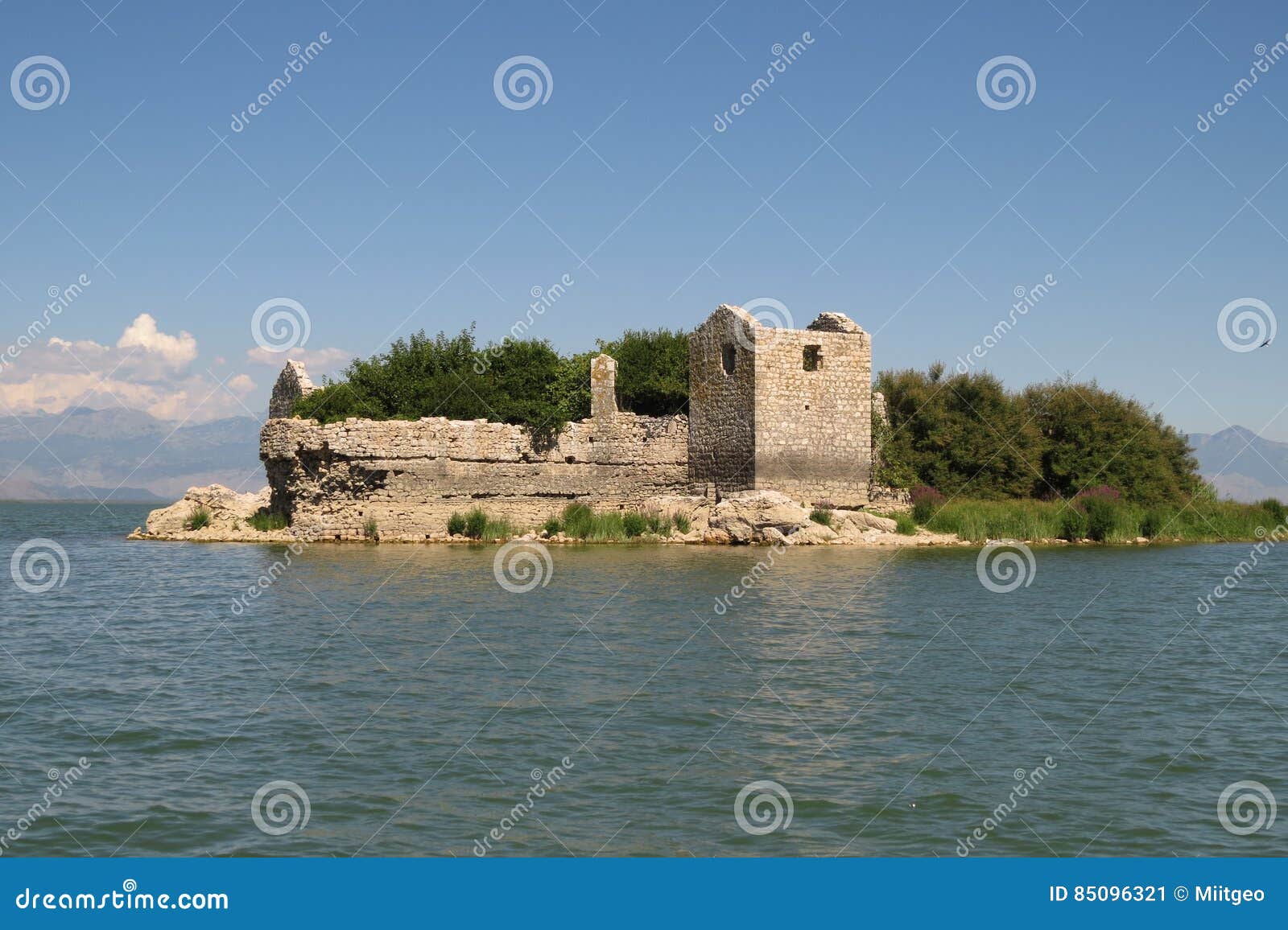Vieille prison sur le lac image stock. Image du monténégro - 85096321