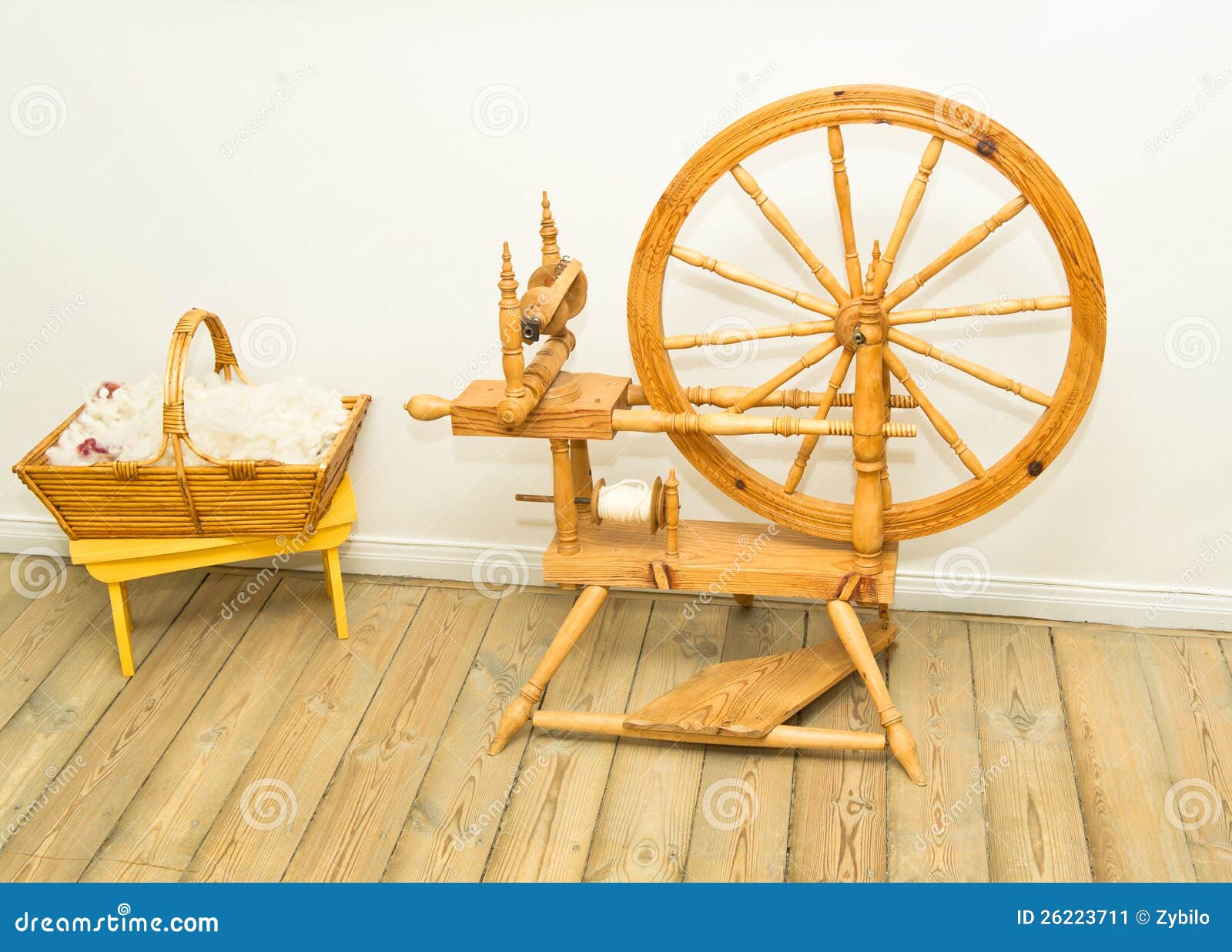 Vieille roue de rotation image stock. Image du estonie - 26223711