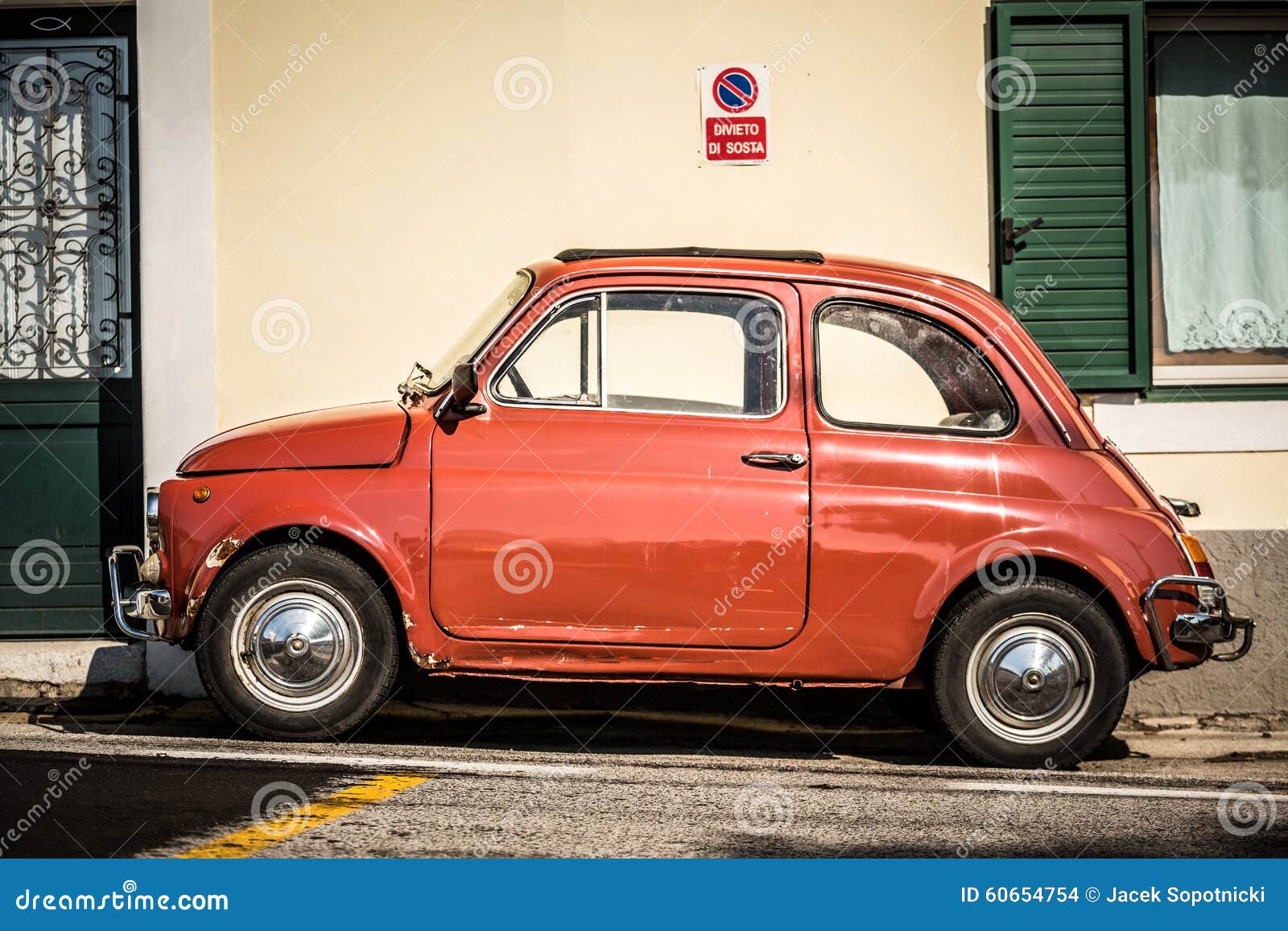Vieille, Rouge Voiture Italienne Photo stock - Image du sixties, italie ...
