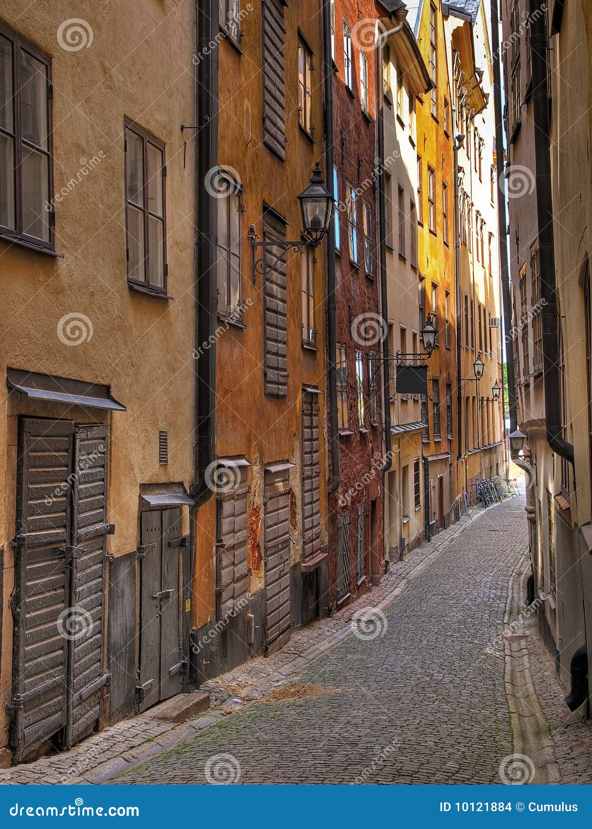 Vieille ruelle de ville photo stock. Image du ruelle - 10121884