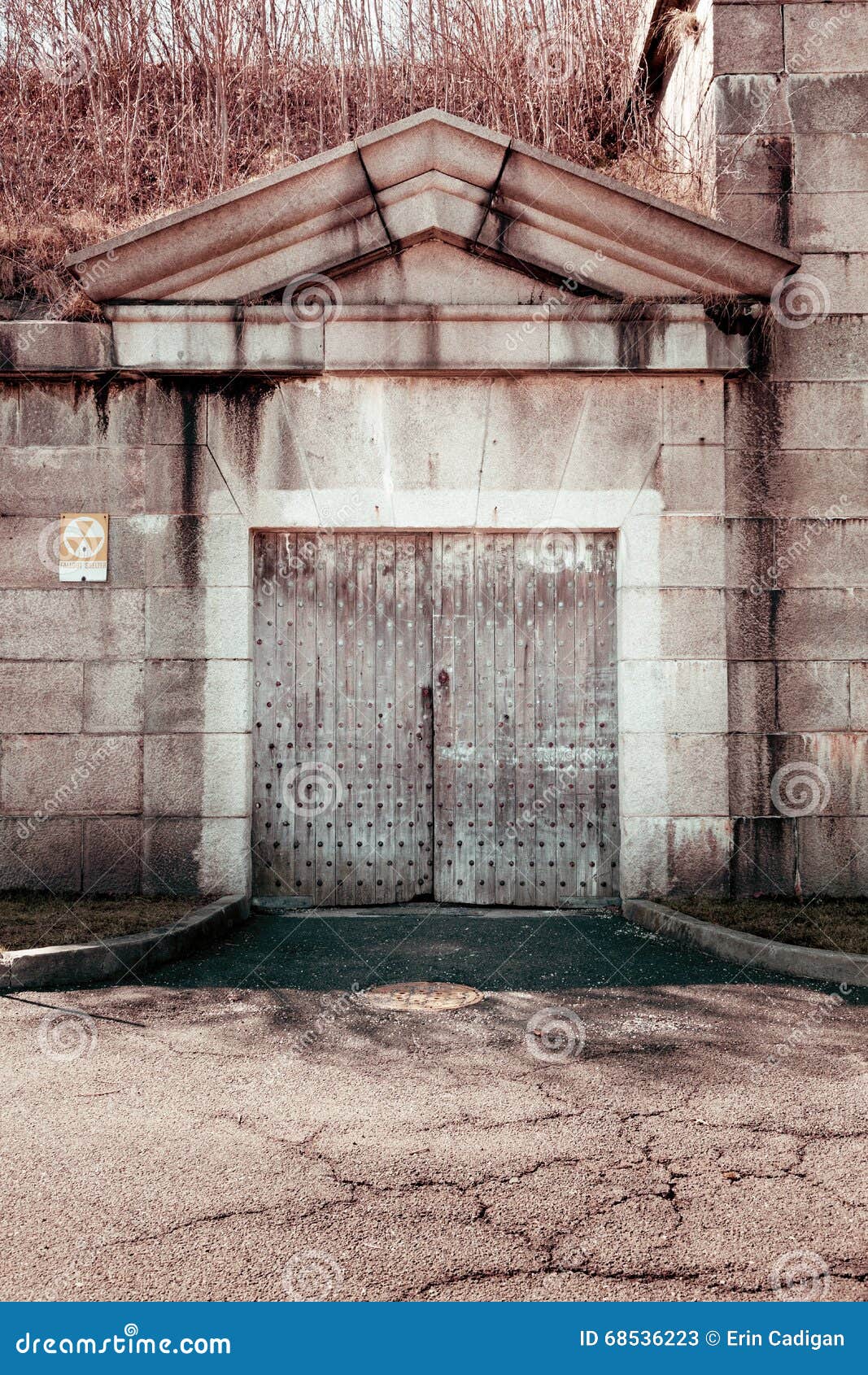 Vieille trappe de fort image stock. Image du details - 68536223