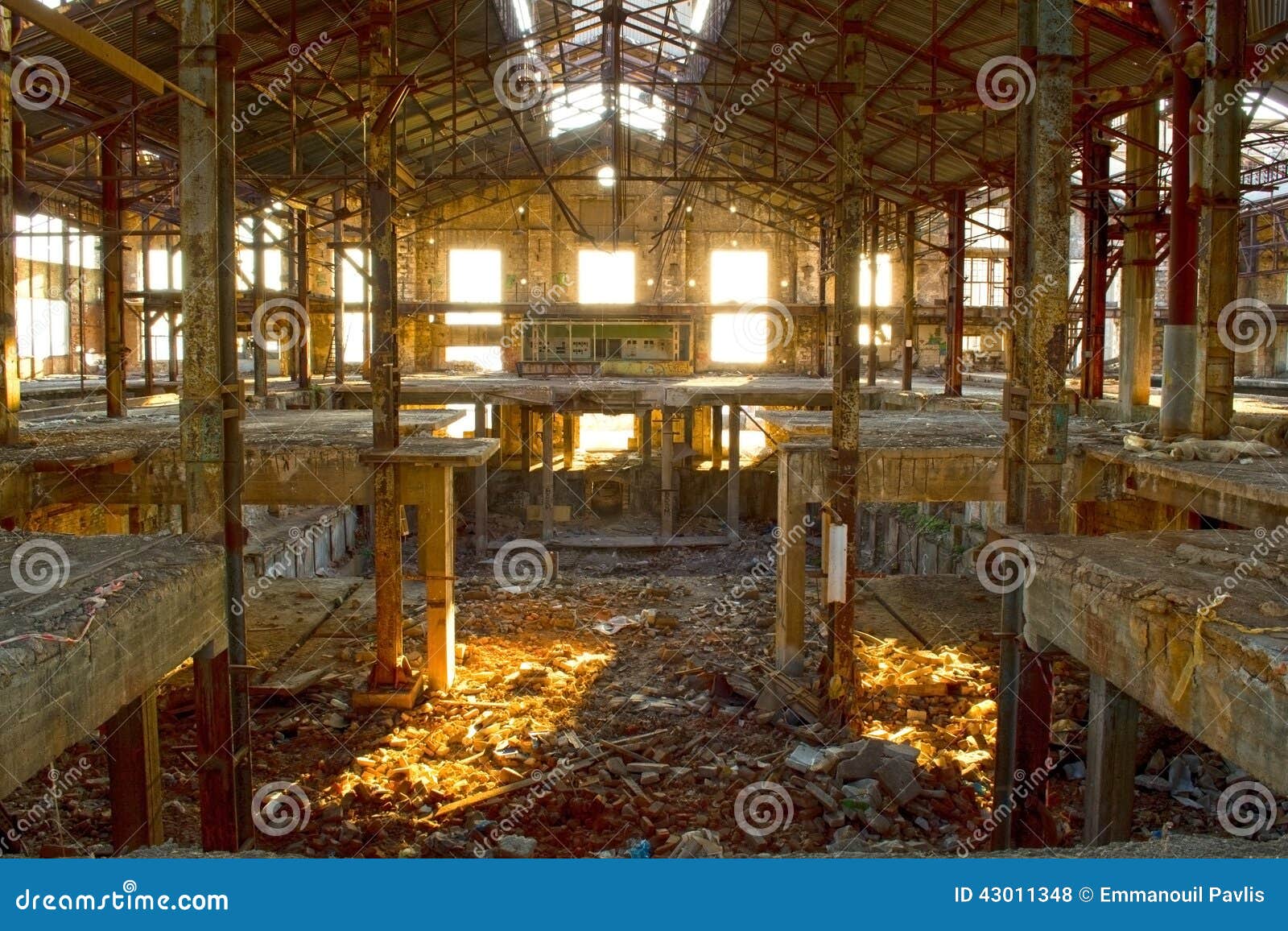 Vieille usine photo stock. Image du énergie, grand, matériel - 43011348