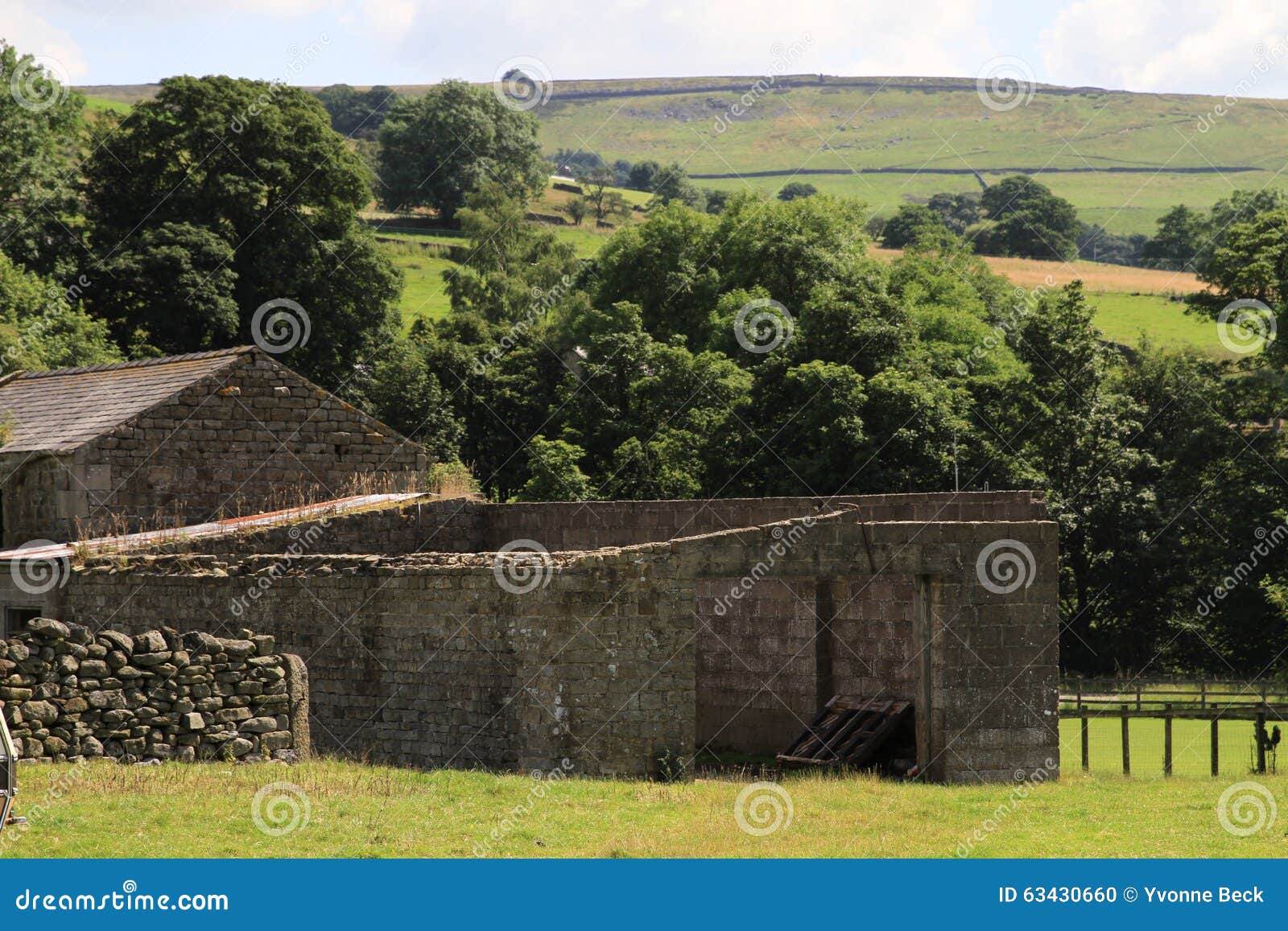 Vieilles annexes en pierre photo stock. Image du vert - 63430660