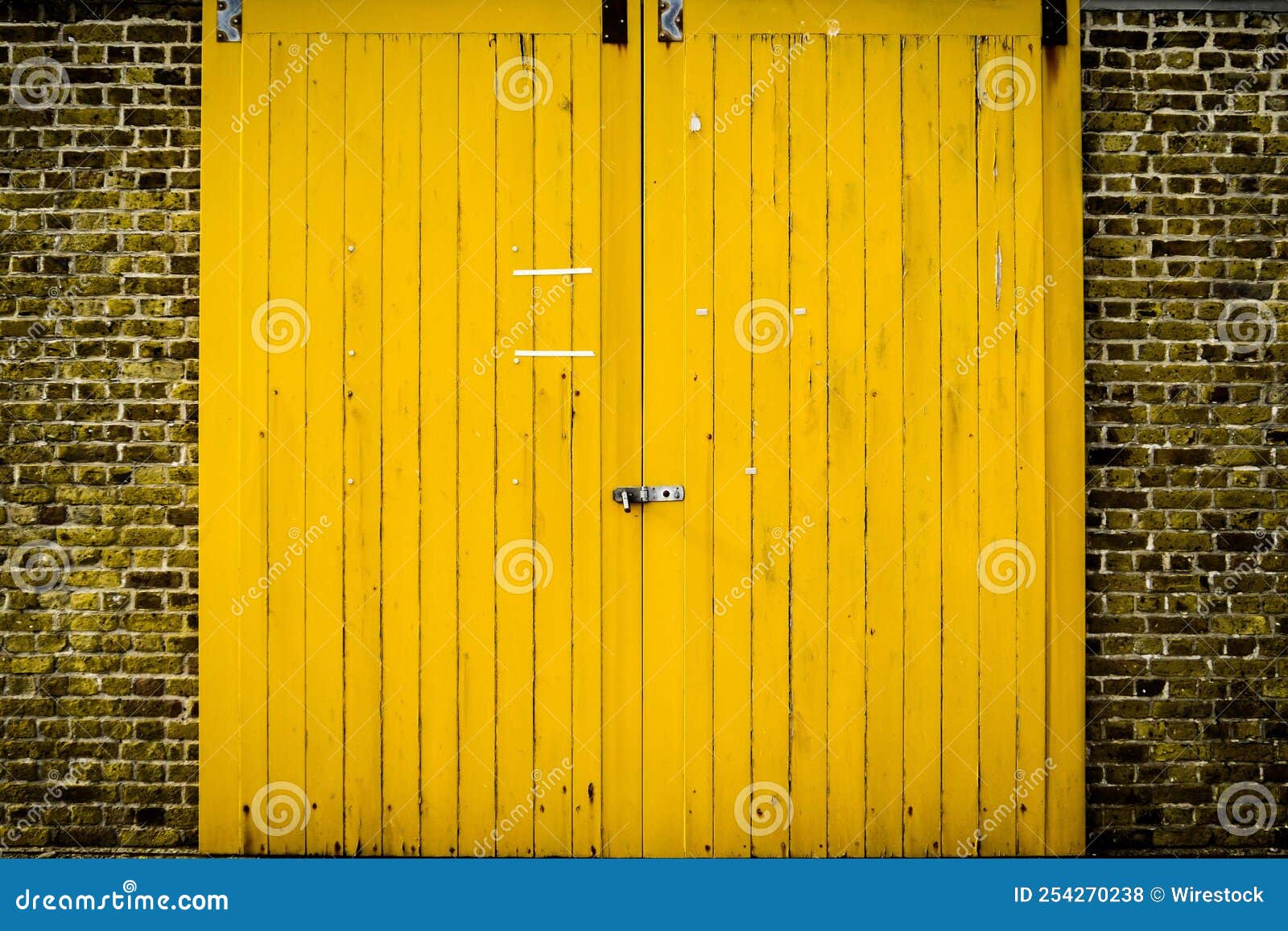 Vieja Puerta Amarilla De Madera En Una Pared De Ladrillo Foto De