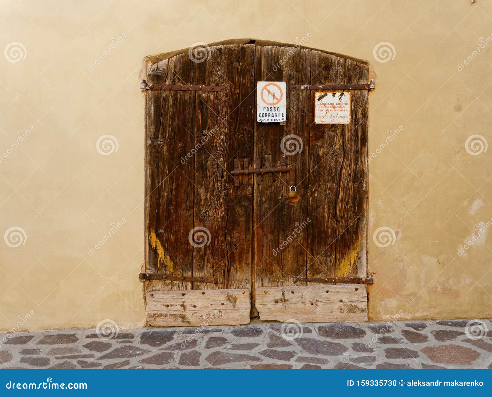 Vieja Puerta De Madera En La Pared De Una Casa Italiana Foto De Archivo