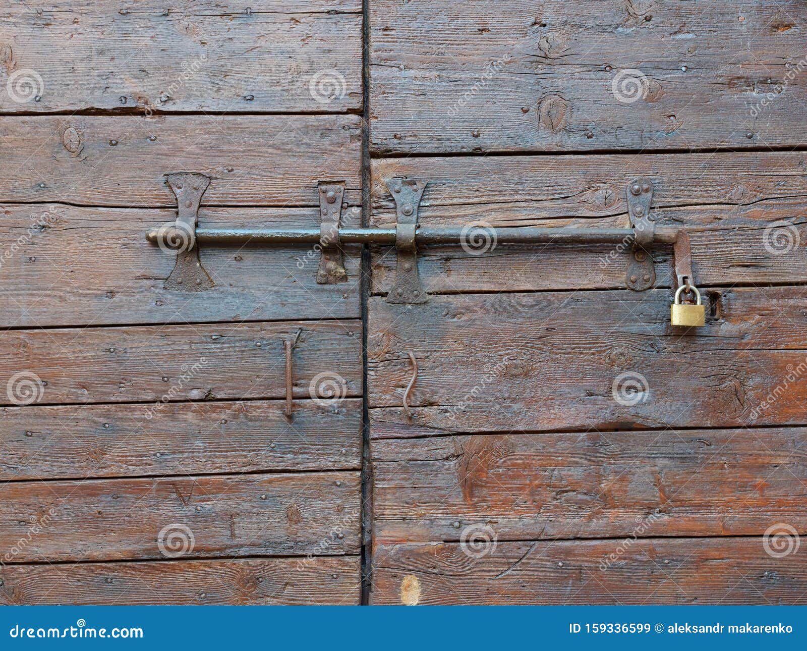 Vieja Puerta De Madera En La Pared De Una Casa Italiana Imagen De