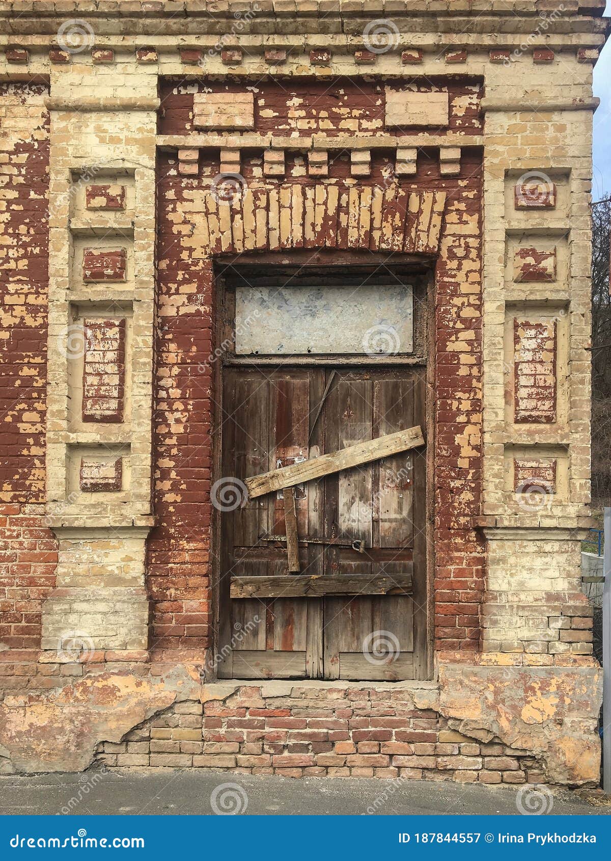 Vieja Puerta De Madera En Una Pared De Ladrillo Imagen De Archivo