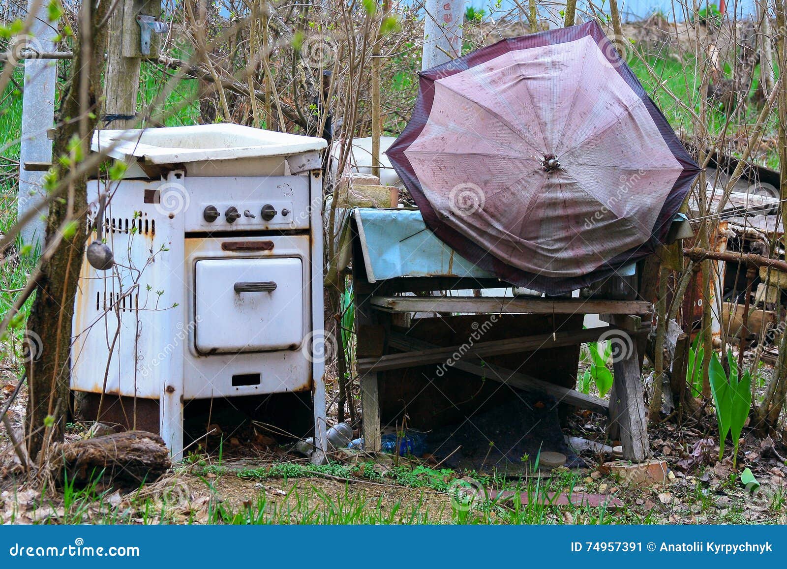 Viejas Cosas Innecesarias Abandonadas Imagen de archivo - Imagen de ...