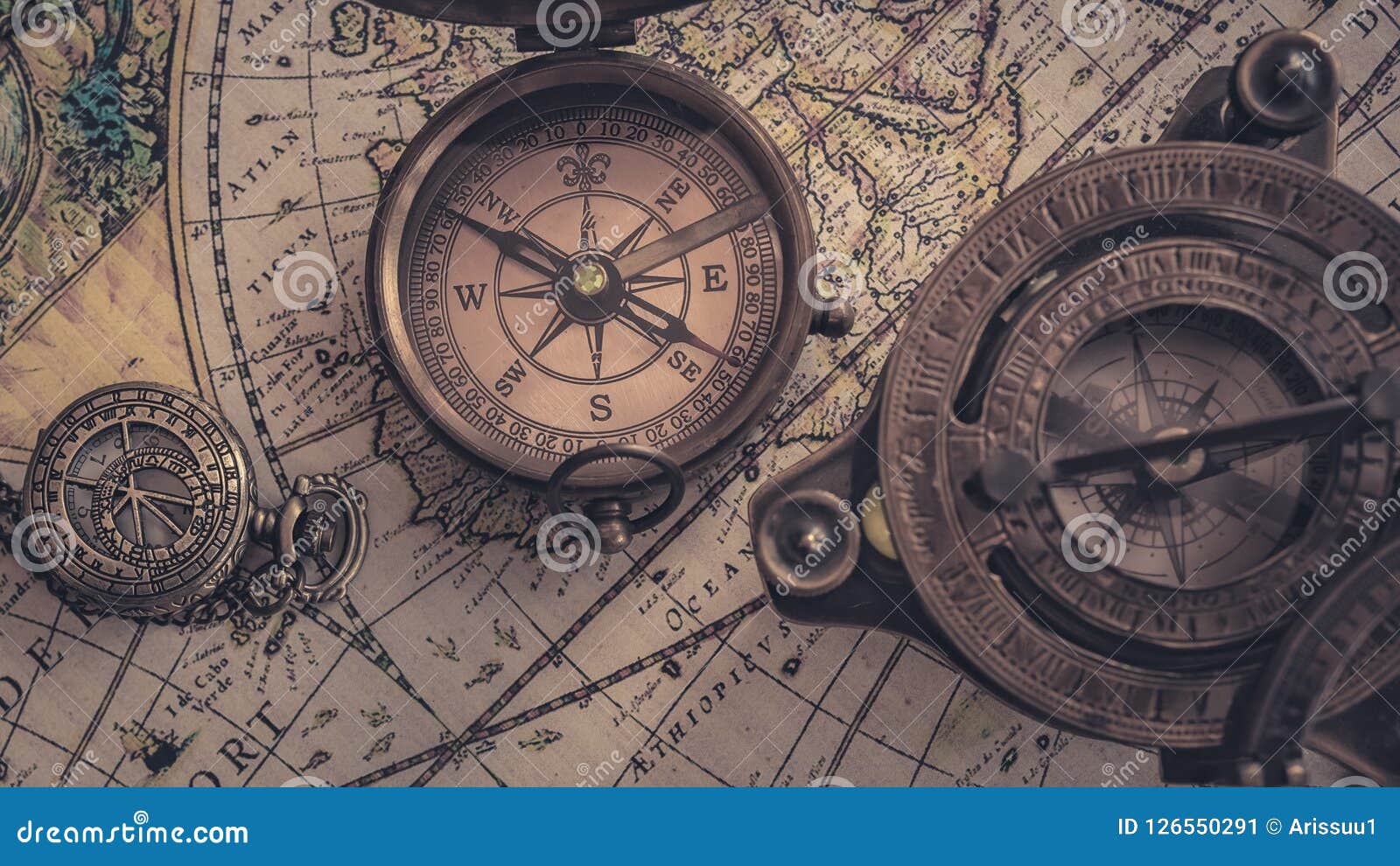 Viejo Compás En Mapa Del Mundo Imagen de archivo - Imagen de longitud ...