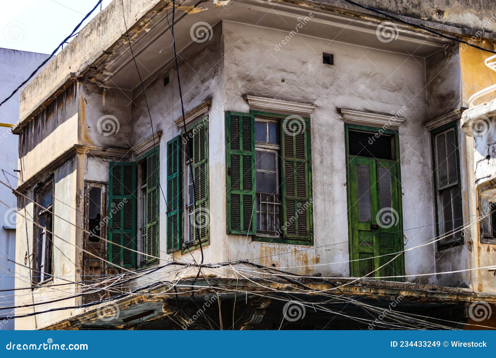 Viejo Edificio Destruido Con Ventanas Rotas Imagen de archivo - Imagen ...