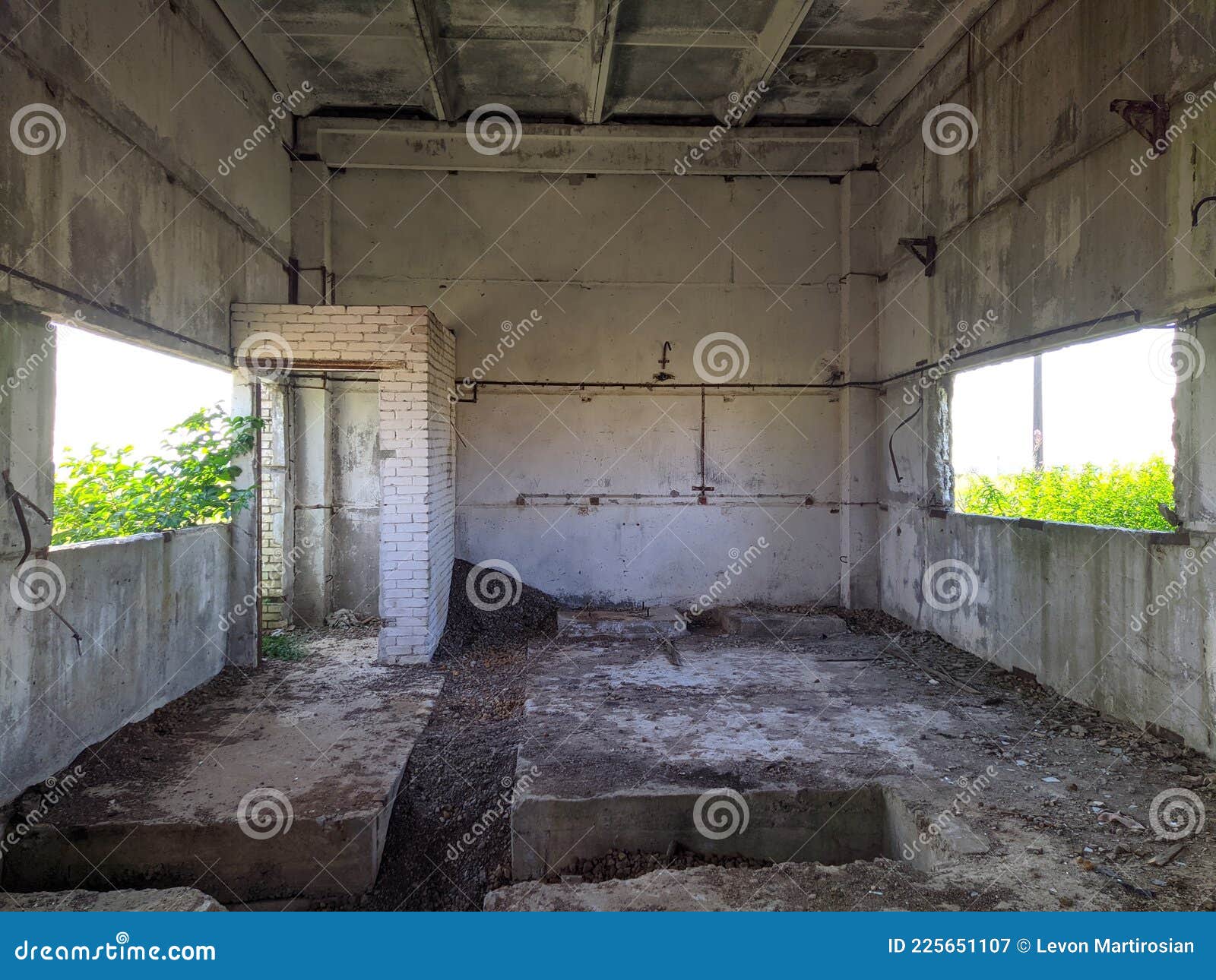 Viejo Edificio Roto Y Abandonado En La Vista Interior. Imagen de ...