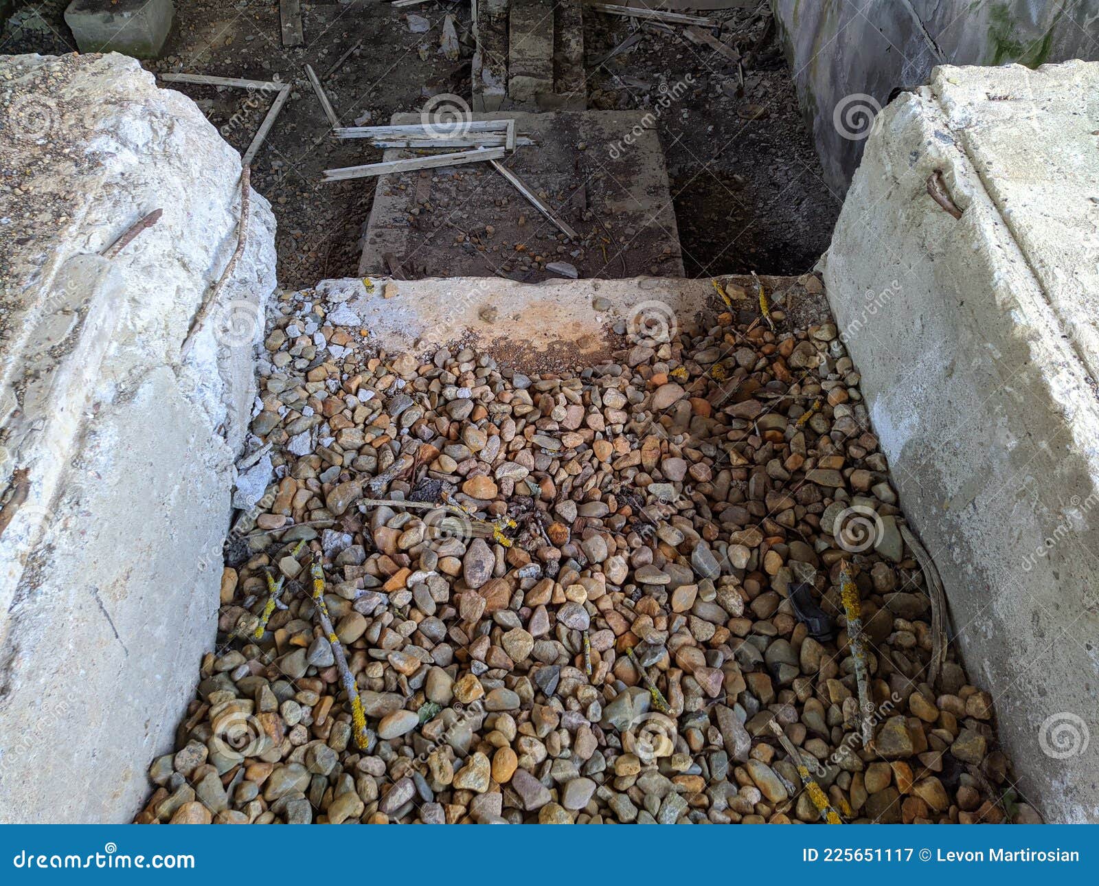 Viejo Edificio Roto Y Abandonado En La Vista Interior. Imagen de ...