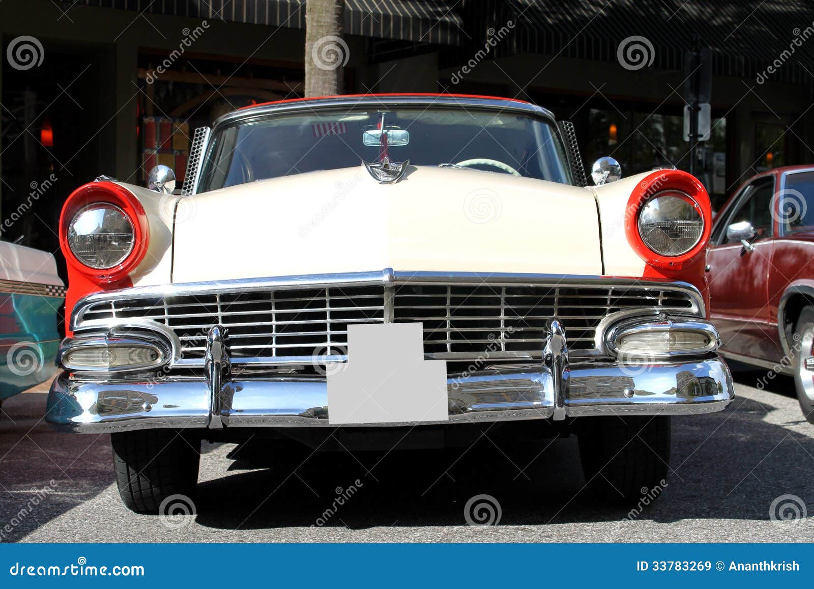 Viejo Ford Fairlane Car imagen de archivo. Imagen de torrente - 33783269