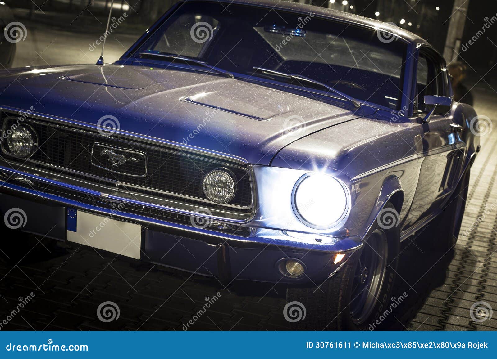 Viejo Ford Mustang GT foto editorial. Imagen de frente - 30761611