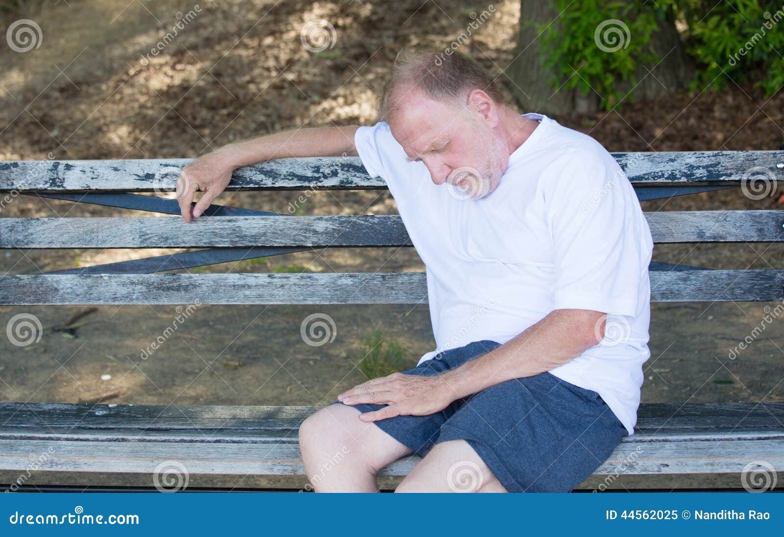 Viejo hombre agotado imagen de archivo. Imagen de humano - 44562025