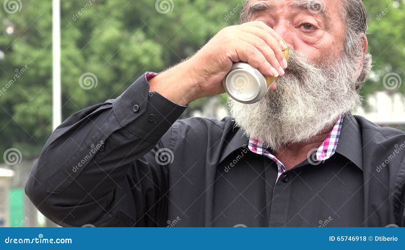 Viejo Hombre Borracho Con La Barba Metrajes - Vídeo de borracho, hombre ...