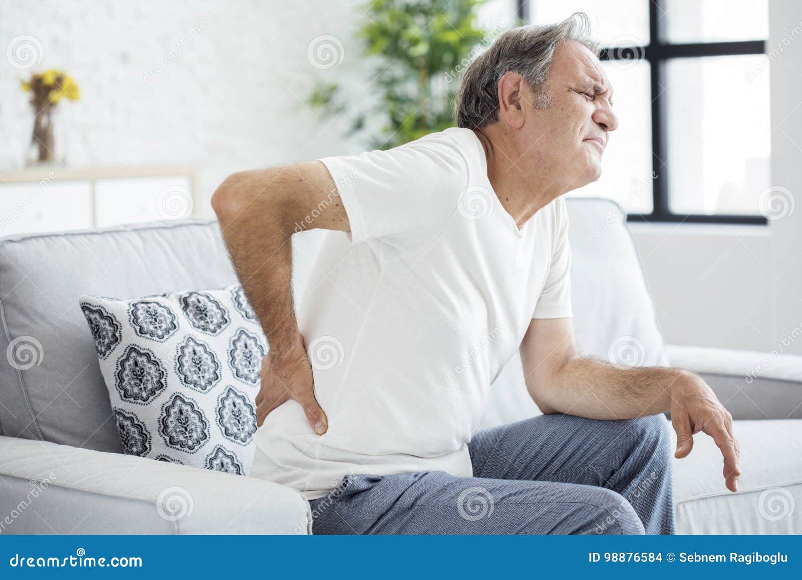 Viejo Hombre Con Dolor De Espalda Foto de archivo - Imagen de persona ...