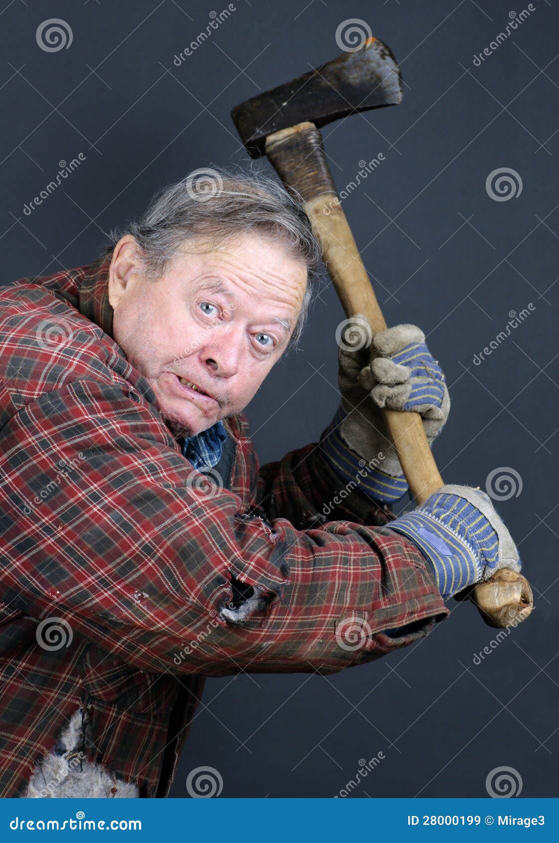 Viejo Hombre Insano Con El Hacha Imagen de archivo - Imagen de armado ...