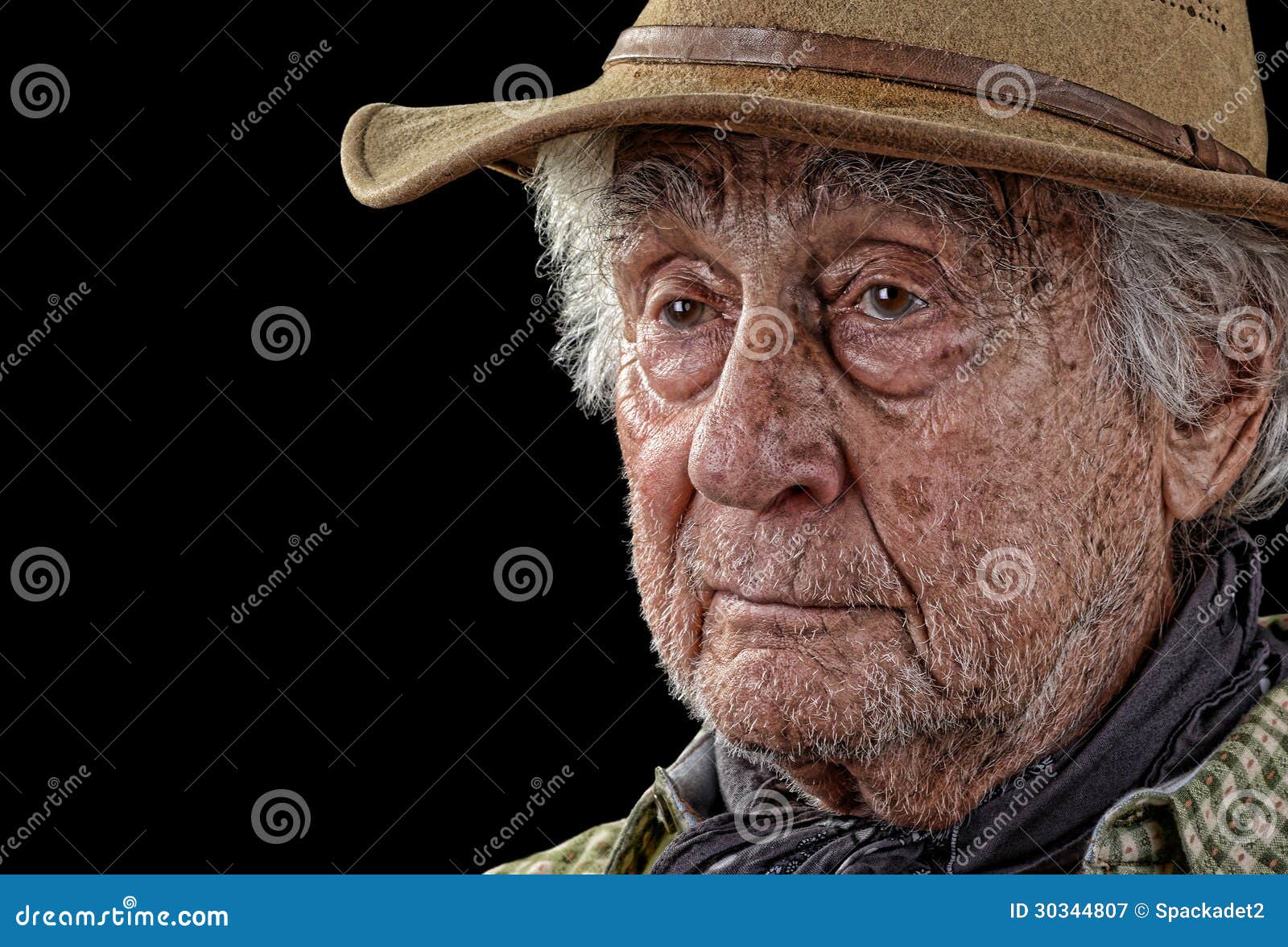 Viejo Ranchero Duro Aislado En Negro Imagen de archivo - Imagen de ...