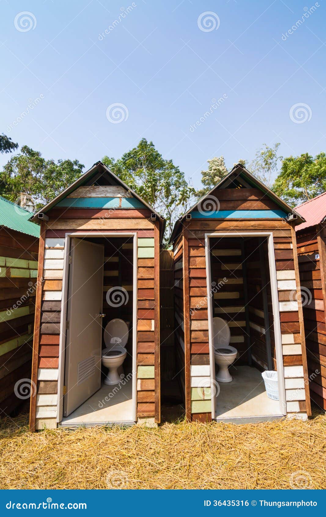 Viejo retrete de madera foto de archivo. Imagen de saneamiento - 36435316